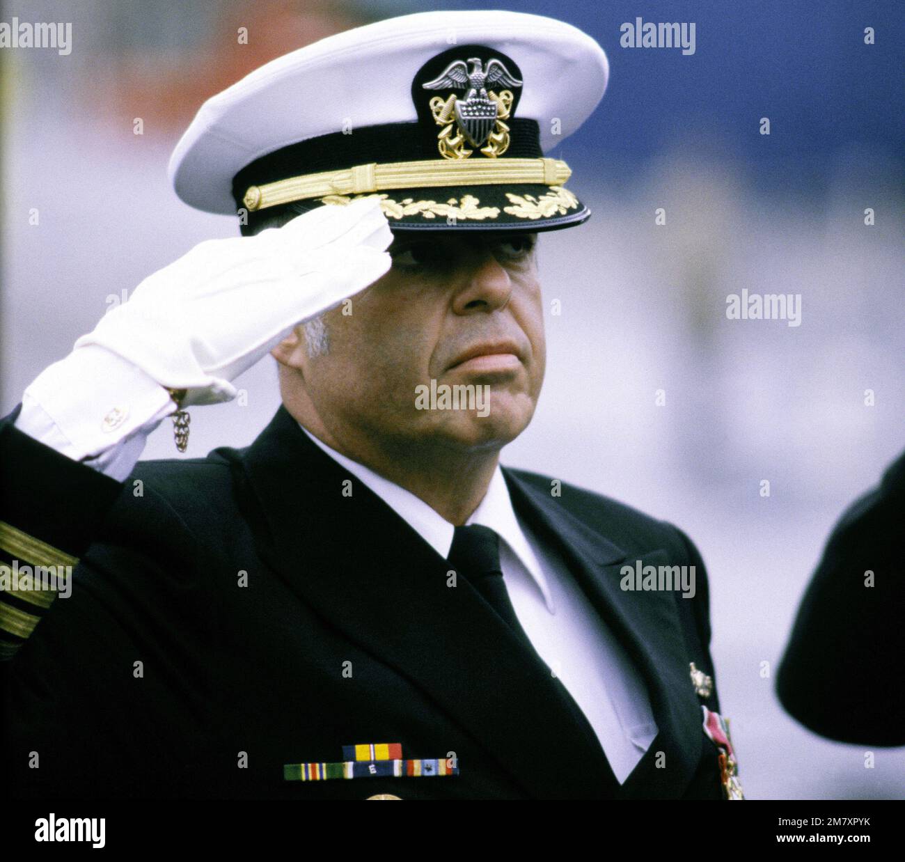 LE CAPT Michael P. Kalleres, commandant de l'escadron Destroyer huit ...