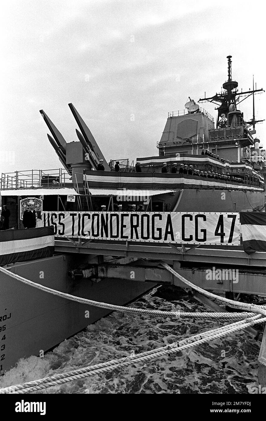 Les membres du train sont à bord du premier croiseur de missiles guidé ...