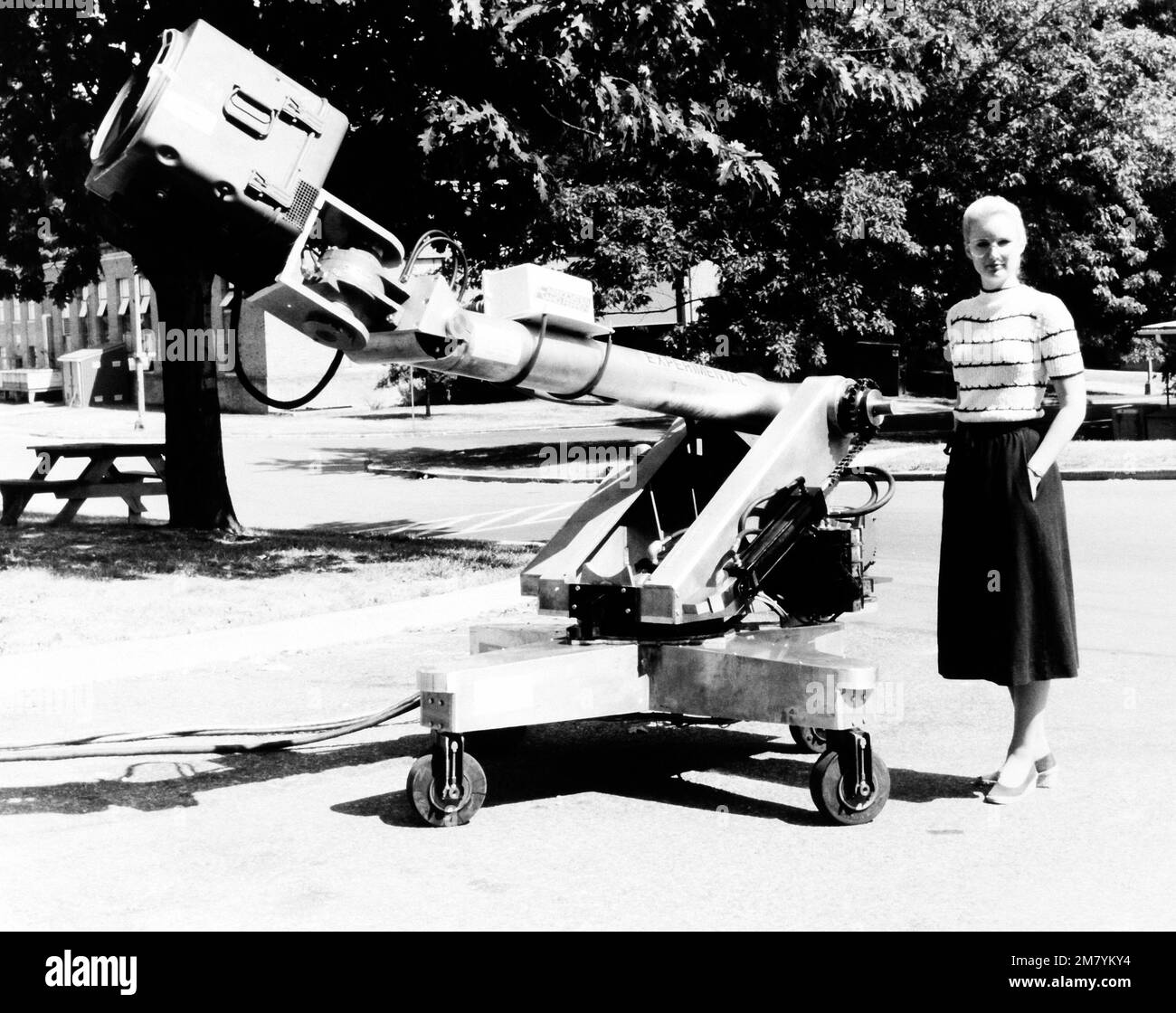 Sharon Hogge, ingénieur en électronique, pose avec un robot mobile ...