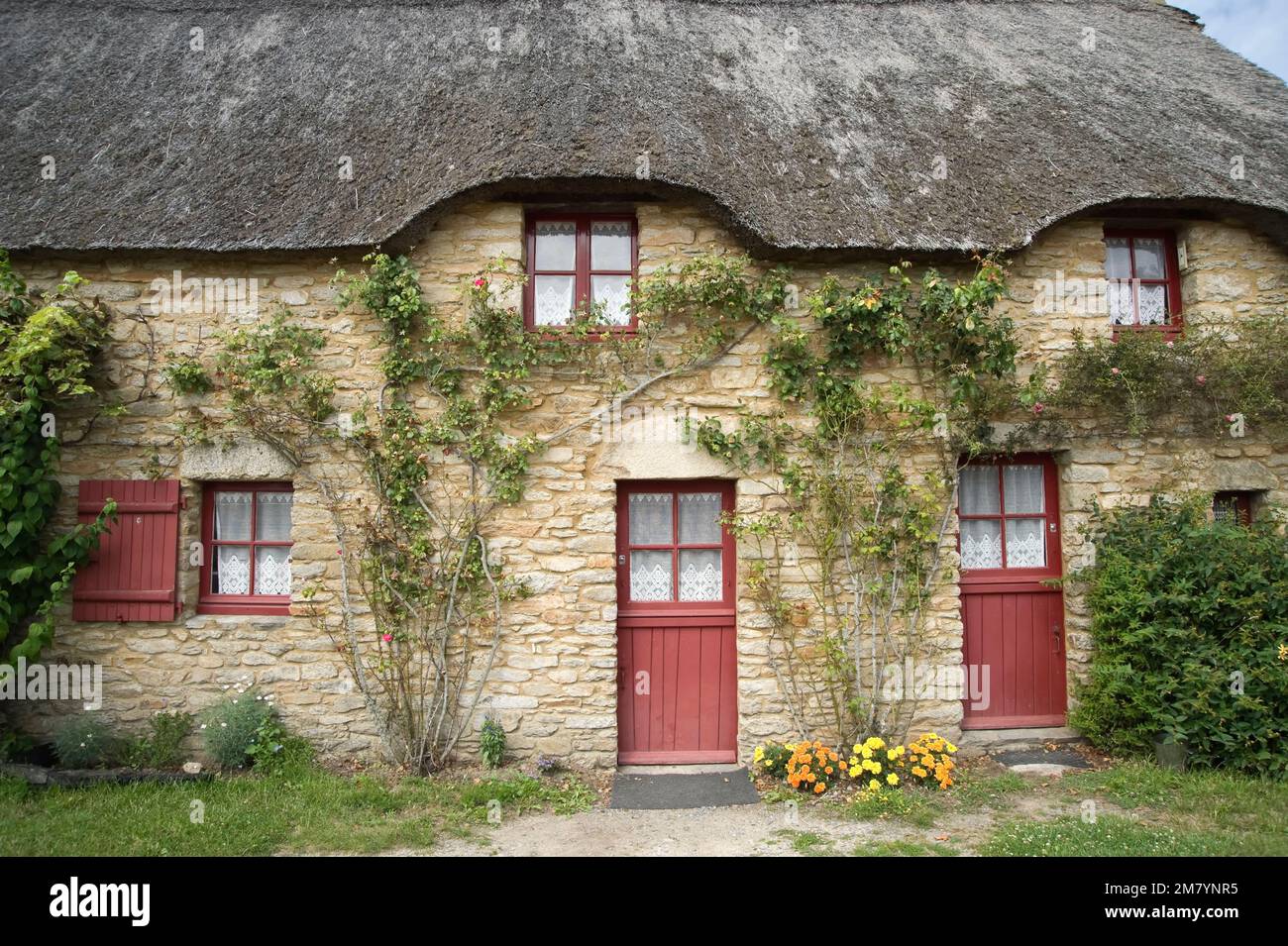 Maison au toit de chaume traditionnel Banque de photographies et d ...