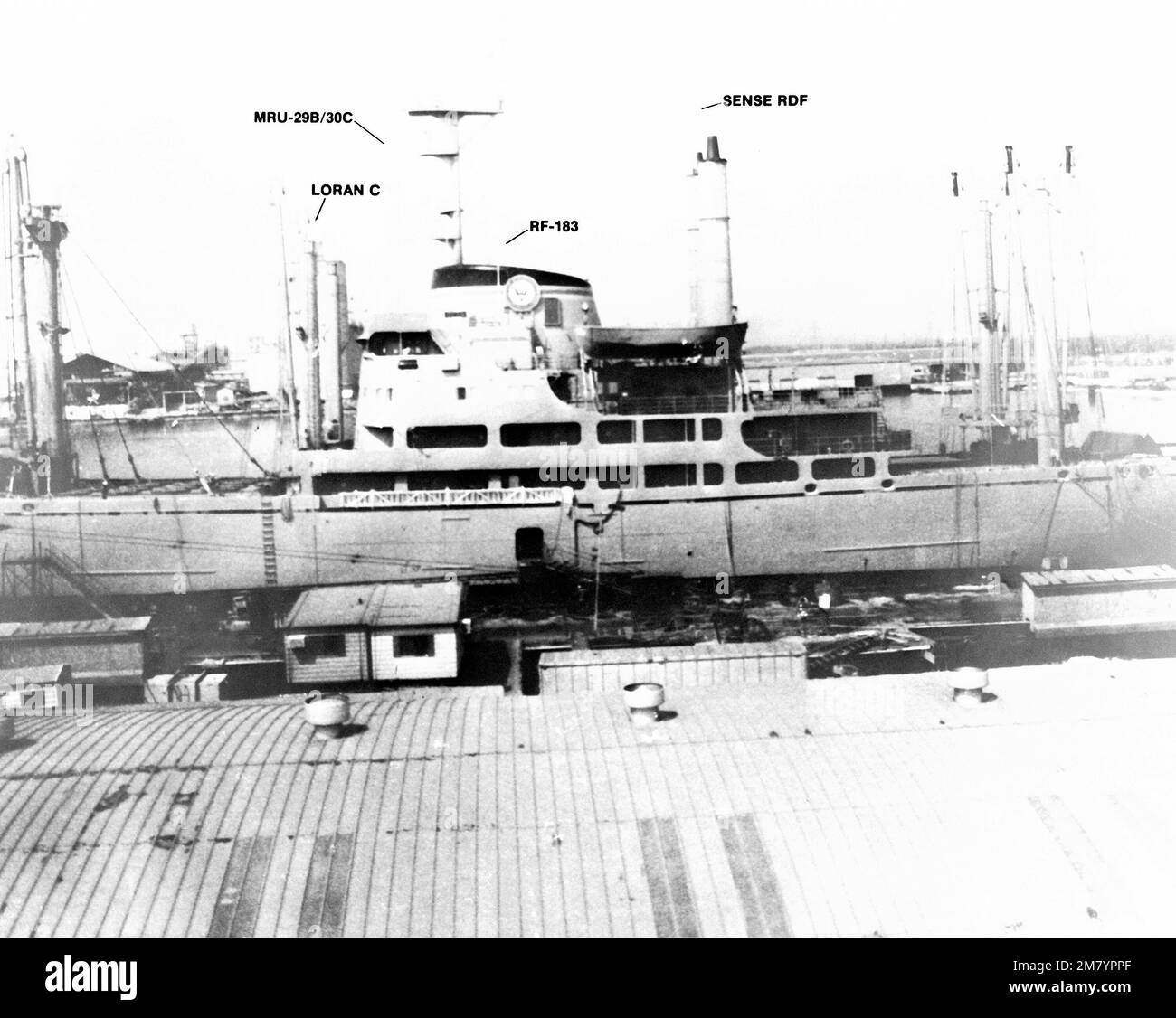 Une vue du côté du port de la section des bateaux-amidships du navire ...