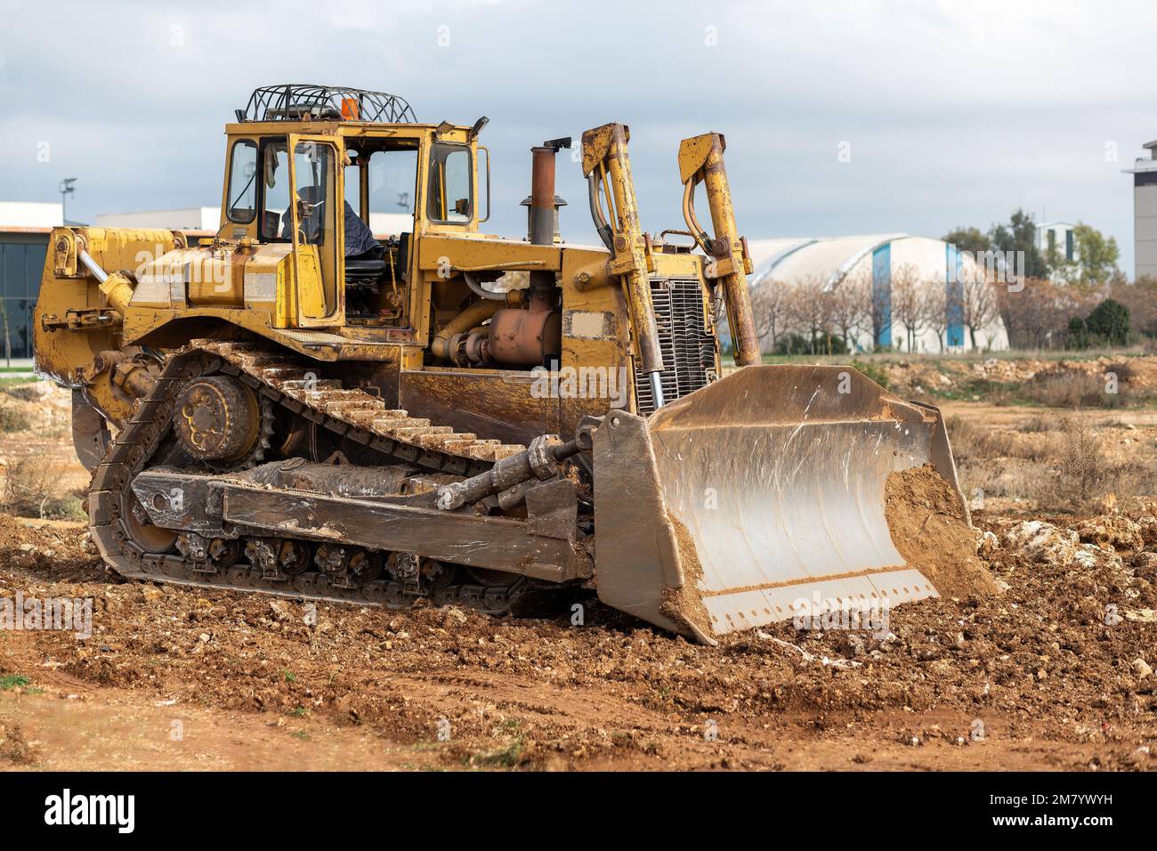 Bouteur travaillant sur le chantier. Bulldozer pour le défrichage, le ...
