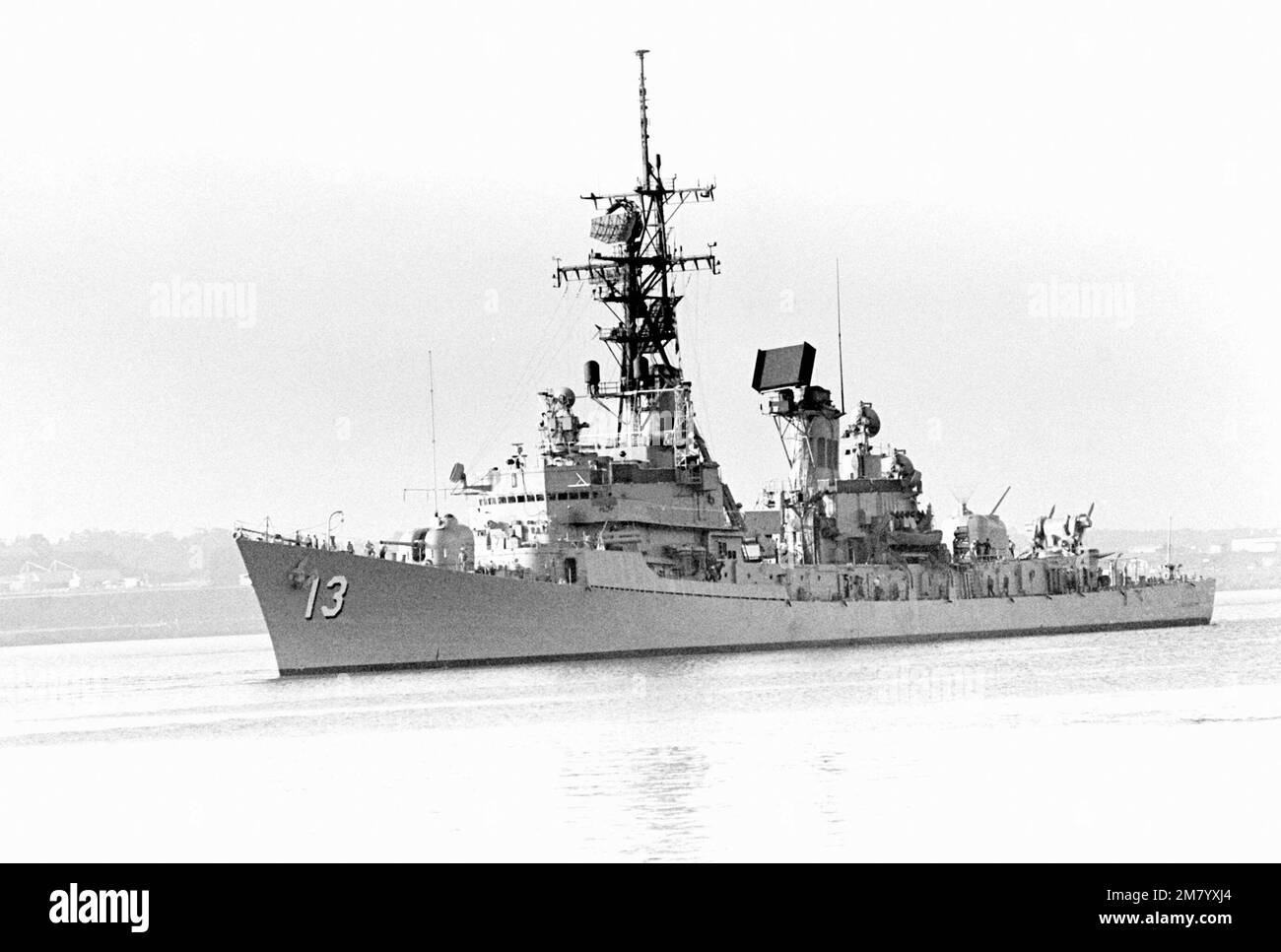 Vue de l'avant-port du destroyer de missile guidé USS HOEL (DDG 13) qui ...