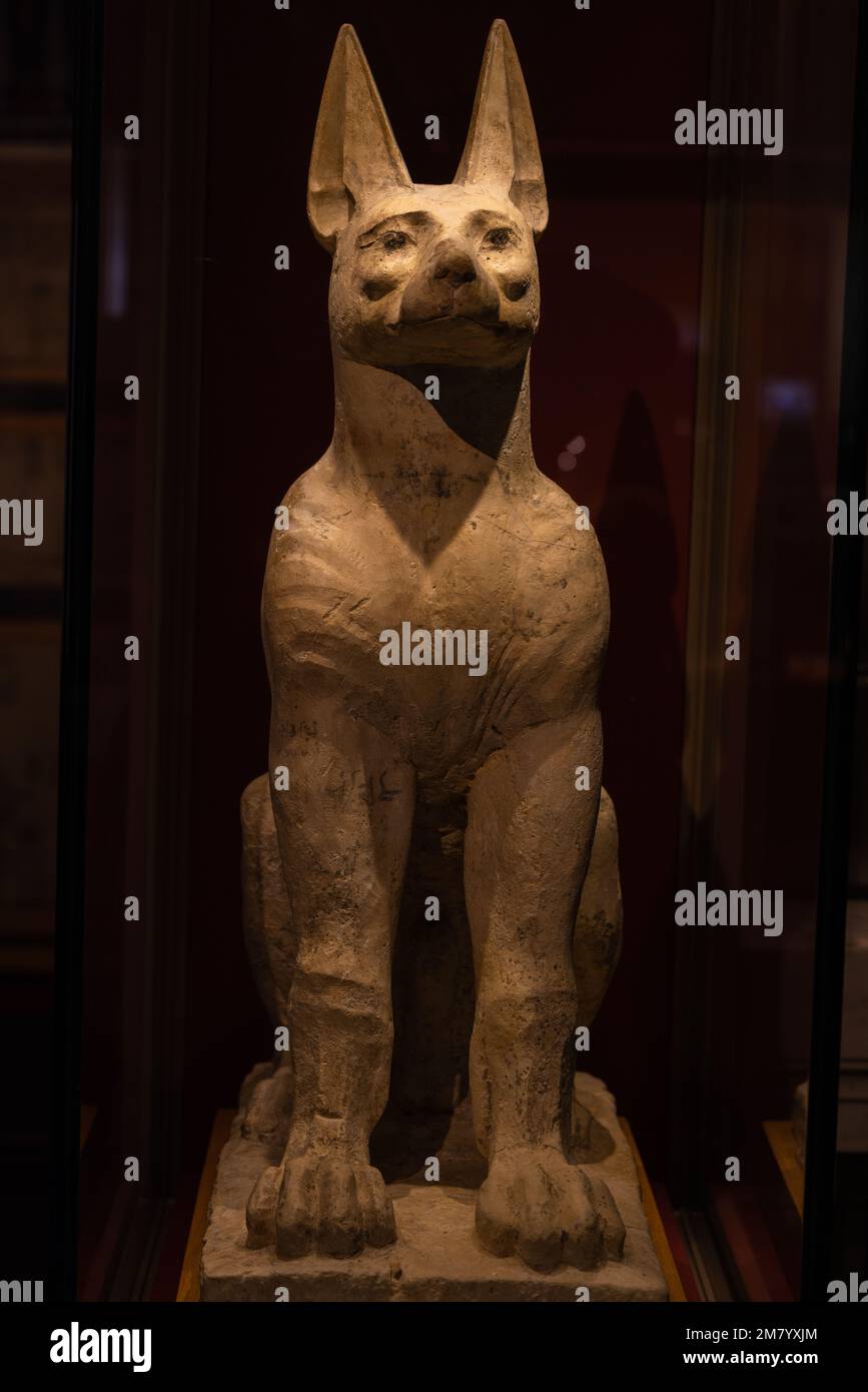 Sculpture du chien Anubis, le dieu et gardien de la tombe, des ...