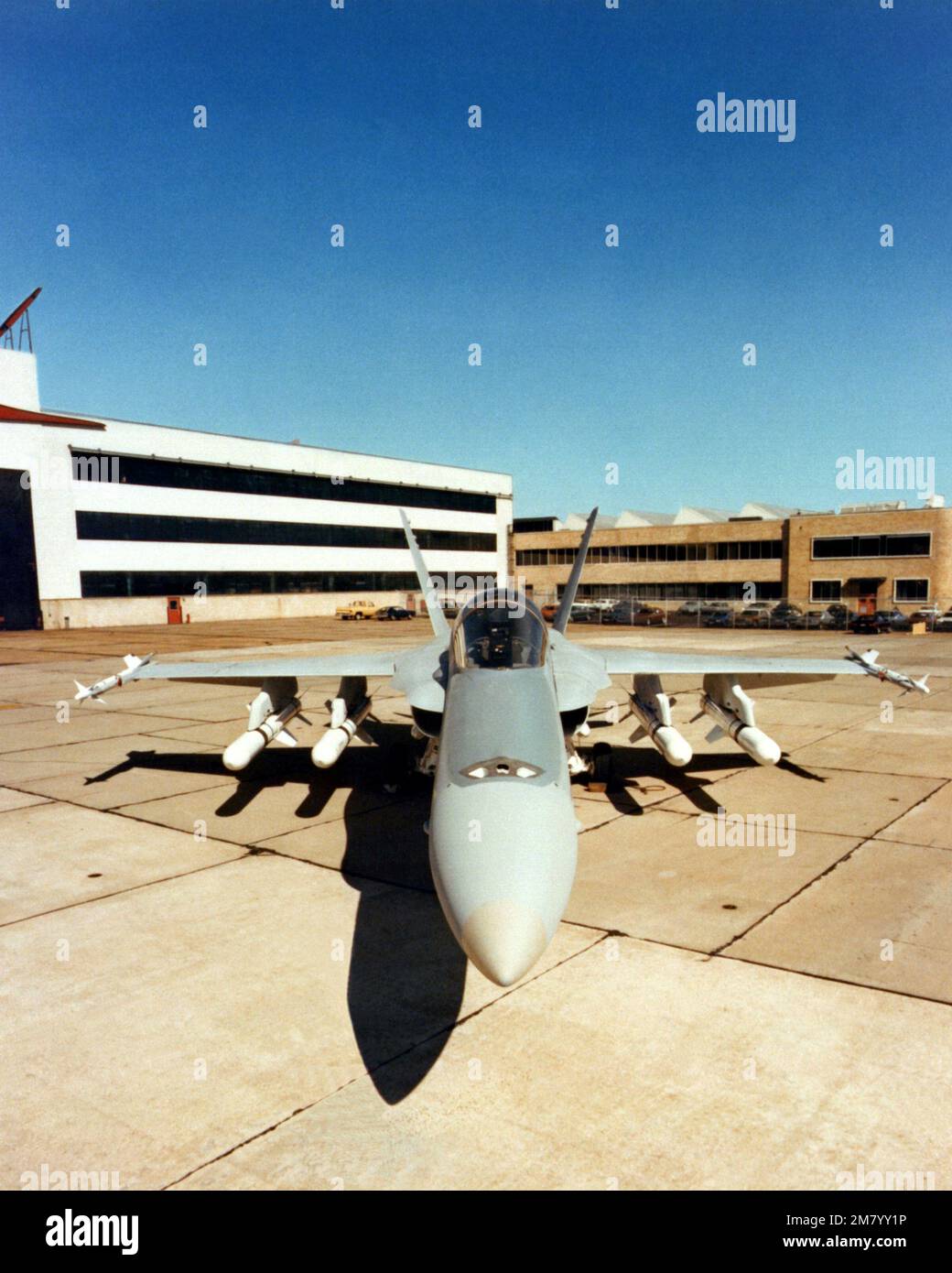 Vue avant d'un avion F/A-18 Hornet en stationnement armé de quatre ...