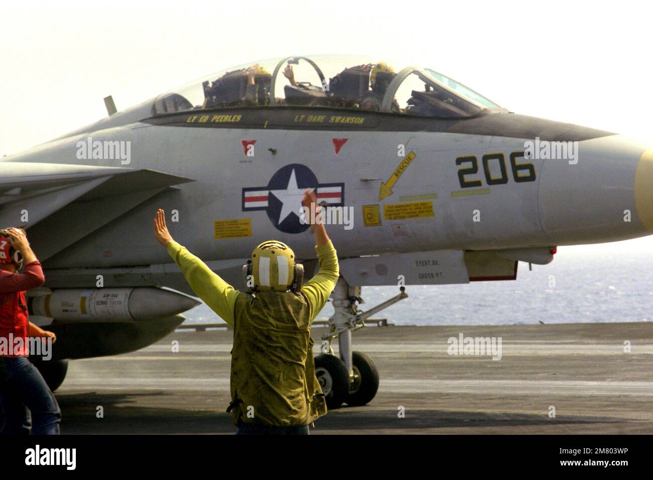 Un directeur d'avion signale au pilote d'un avion F-14A Tomcat du ...