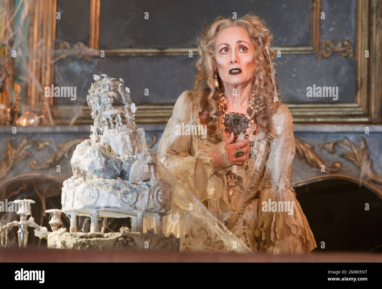Paula Wilcox (Miss Havisham) dans LES GRANDES ATTENTES de Charles ...