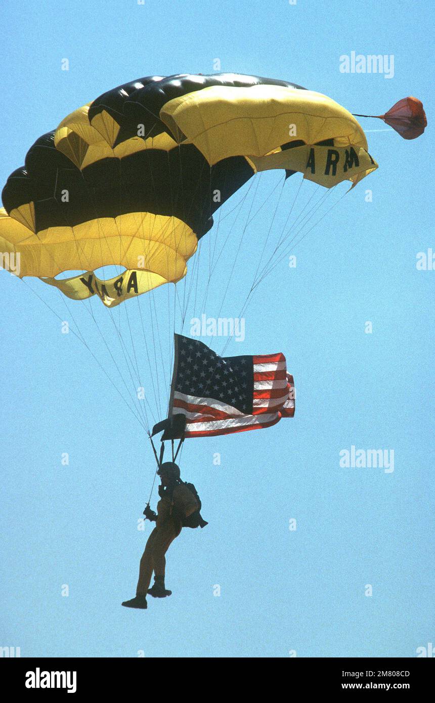 Un parachutiste de l'armée s'approche du sol après une chute de ...