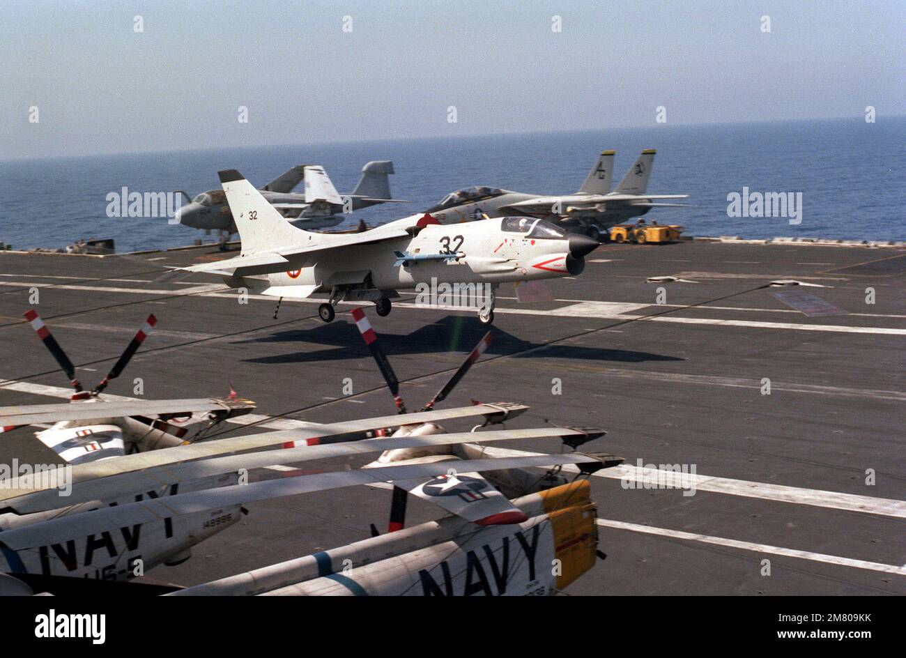 Un F-8E (FN) Crusader de la marine française atterrit sur le porte ...