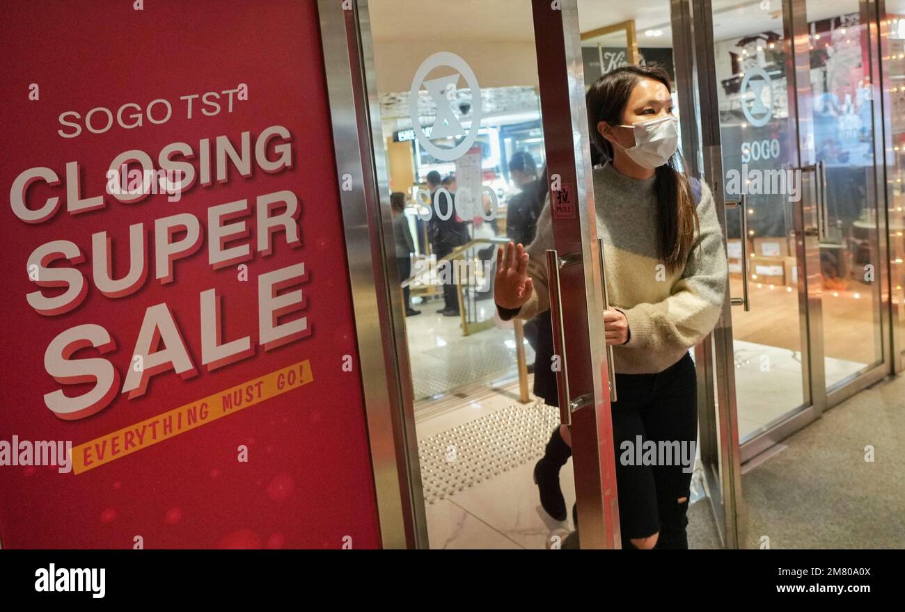 Un acheteur quitte le grand magasin Sogo à Tsim Sha Tsui lors de sa « vente de clôture ». Le ...
