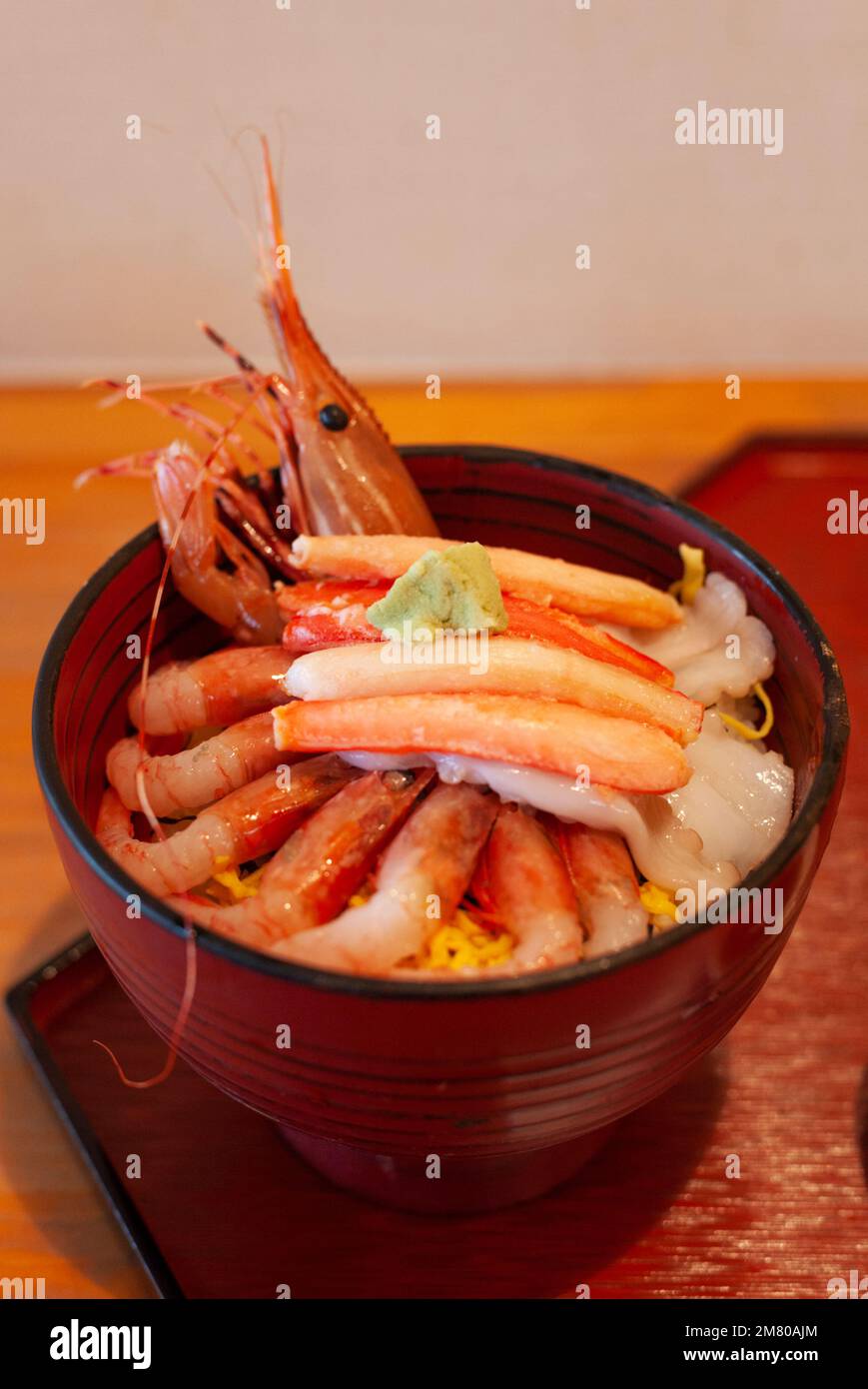 Des crevettes fraîches sashimi et de la viande de crabe sont en tête d ...