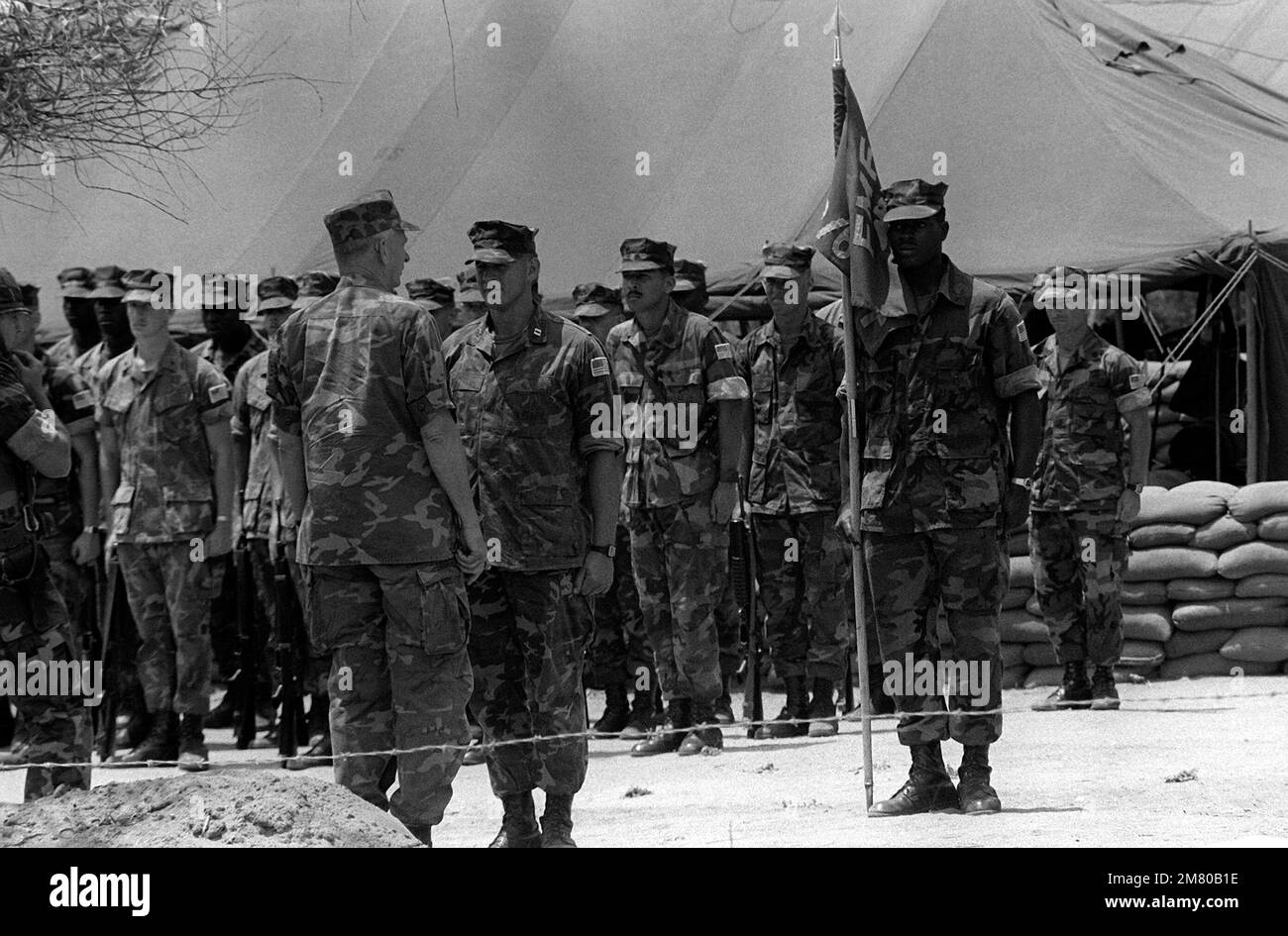 LE GÉNÉRAL Robert H. Barrow, commandant du corps des Marines, inspecte ...