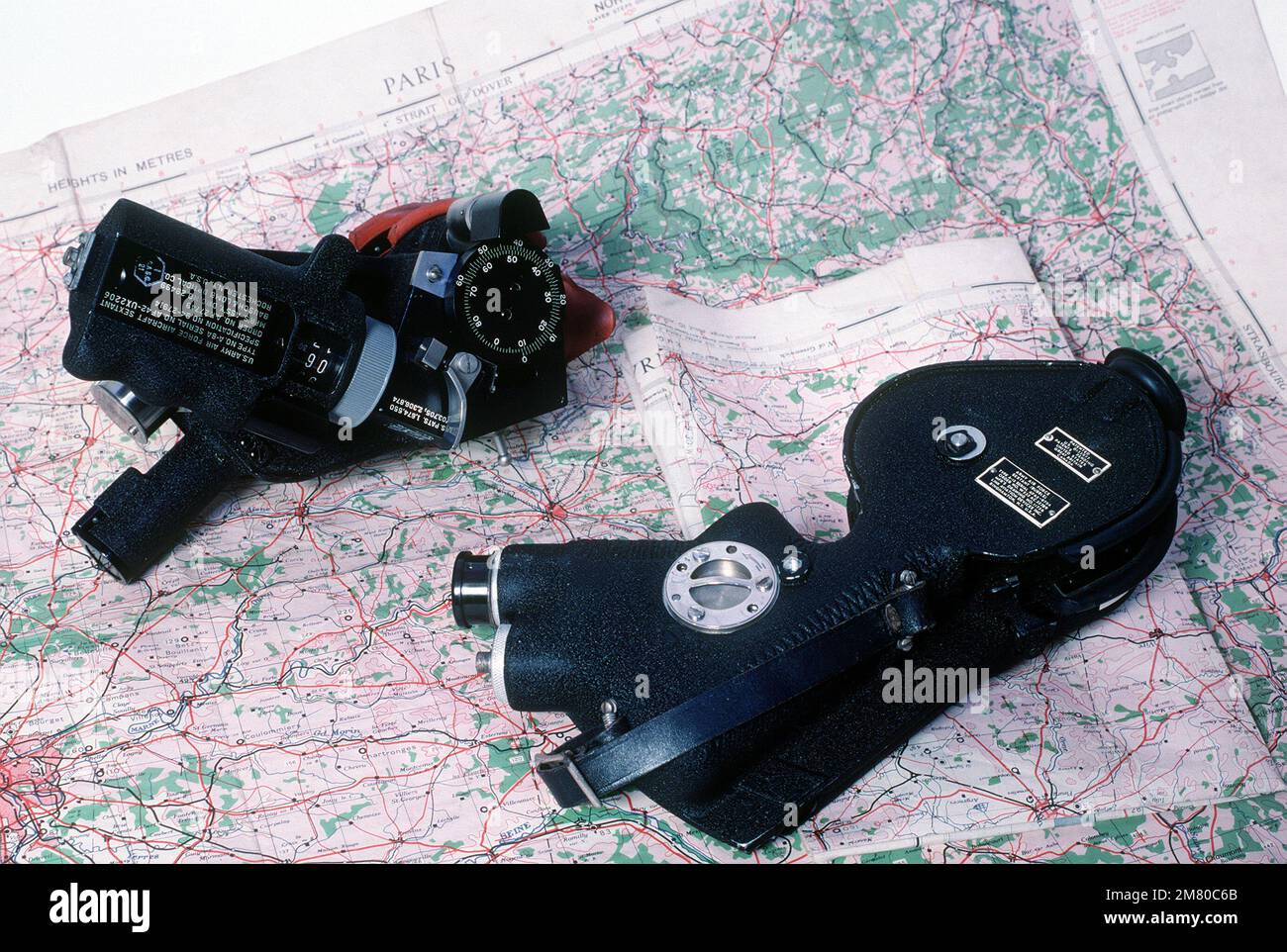 Deux types de sextants d'avion sont affichés sur une carte de la France ...