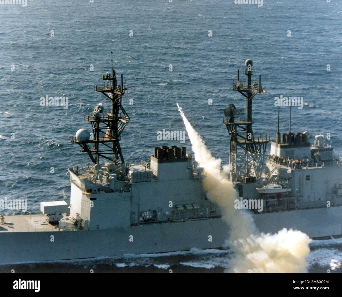 Vue sur le port d'un destroyer de la classe Spruance lors du lancement ...