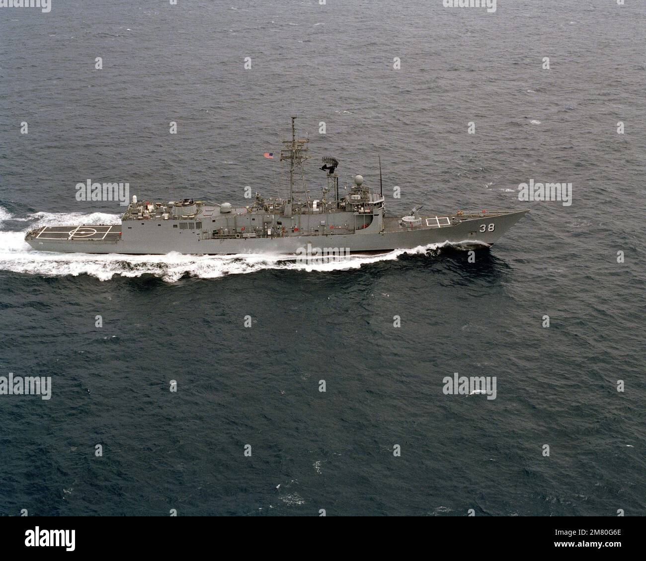Vue aérienne à tribord du frégate de missiles guidé USS CURTS (FFG 38 ...