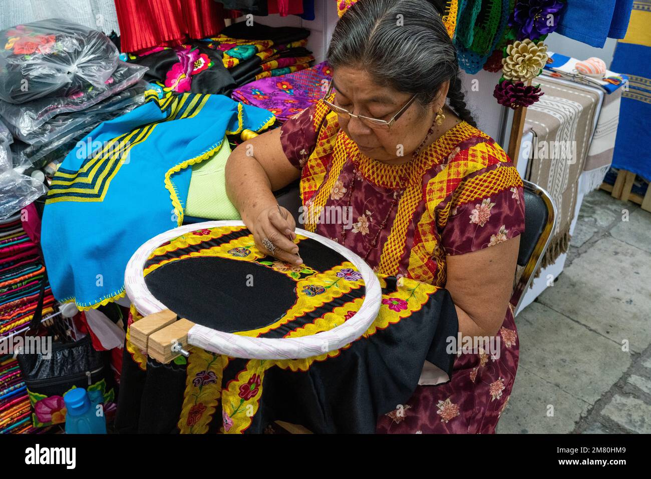 Une femme de l'isthme de Tehuantepec en robe traditionnelle brode main ...