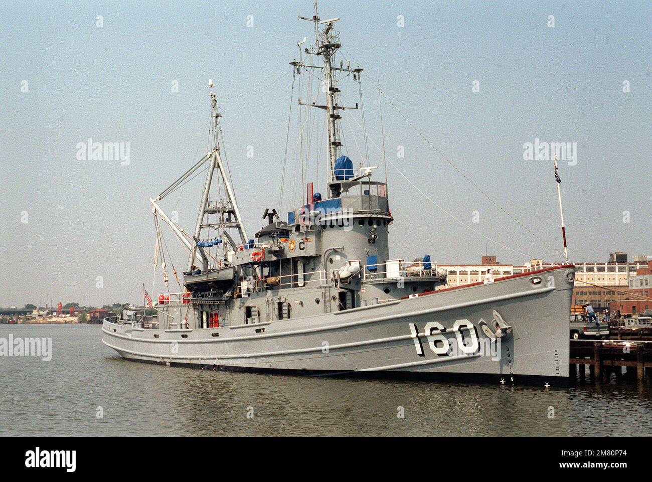 Une vue à tribord de l'arc de la flotte de remorqueurs USS PAPAGO (ATF ...