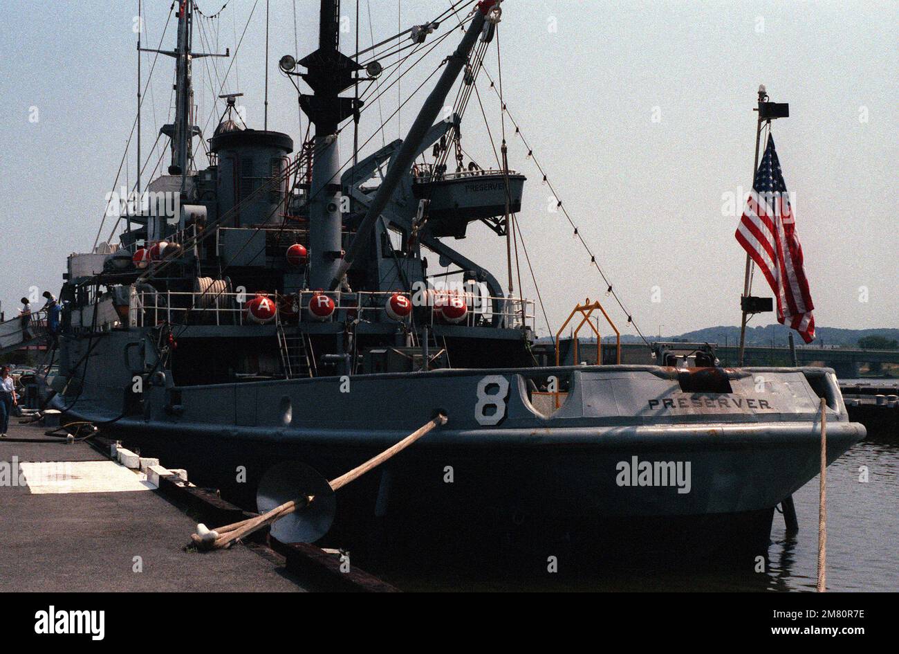 Vue sur le quartier portuaire du navire de sauvetage USS PRESERVER (ARS ...