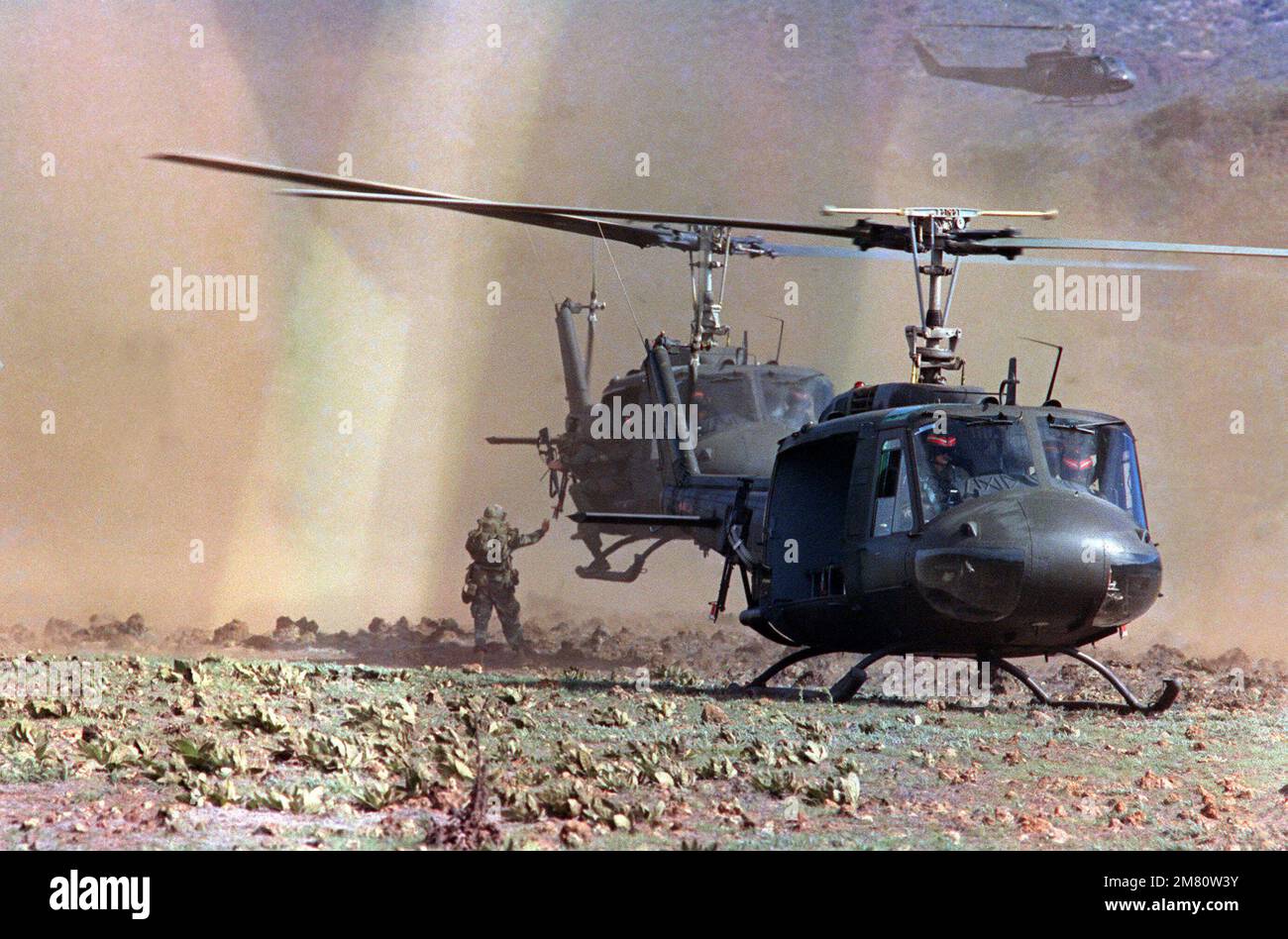 DES hélicoptères UH-1A Iroquois du bataillon de l'aviation de combat ...