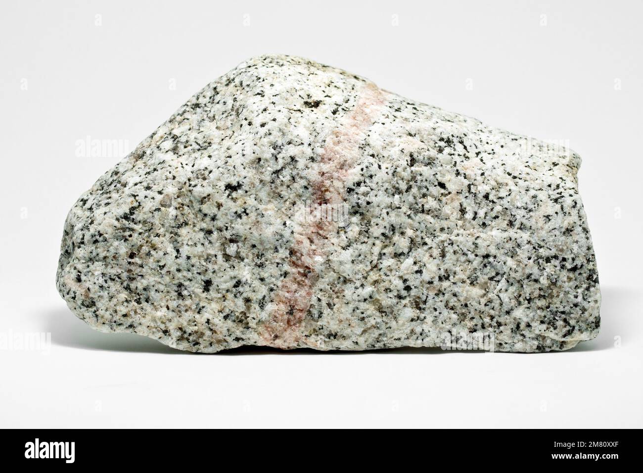 Gros plan d'un morceau de granit, une roche ignée à gros grain composée ...