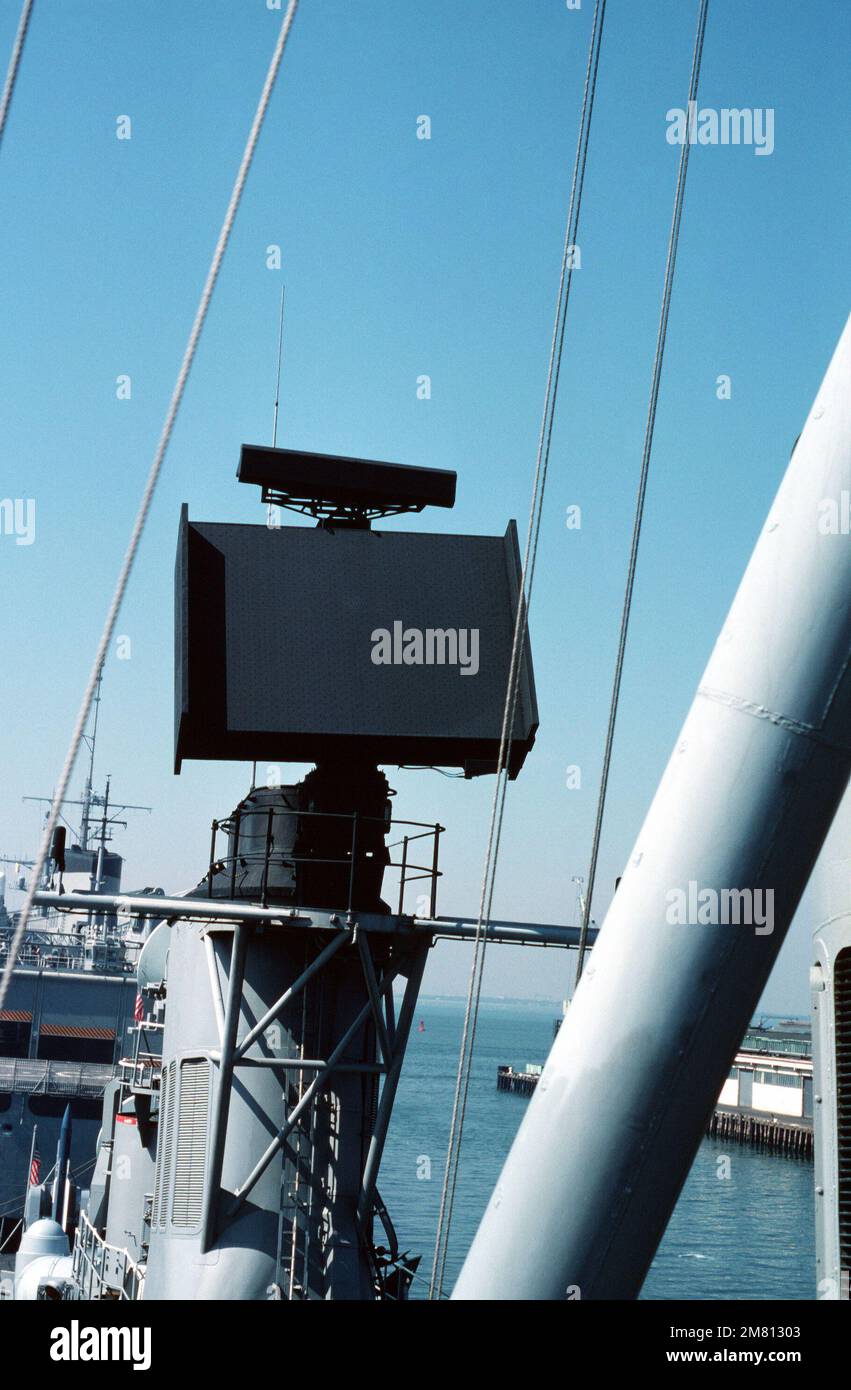 Une vue de l'antenne radar de recherche aérienne en trois dimensions SPS-52 à bord du destroyer ...