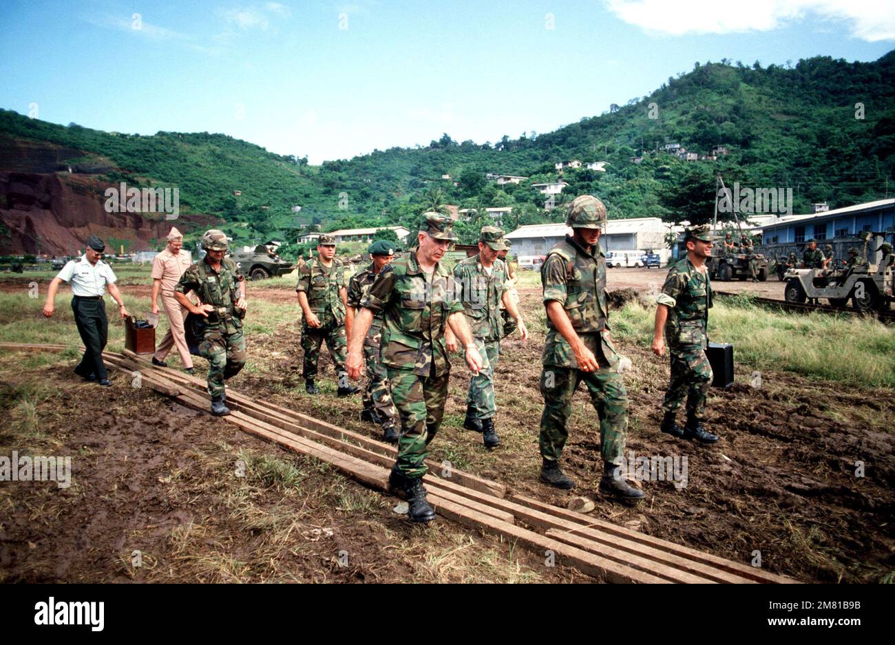 Le président des chefs d'ÉTAT-MAJOR interarmées, le général John W ...
