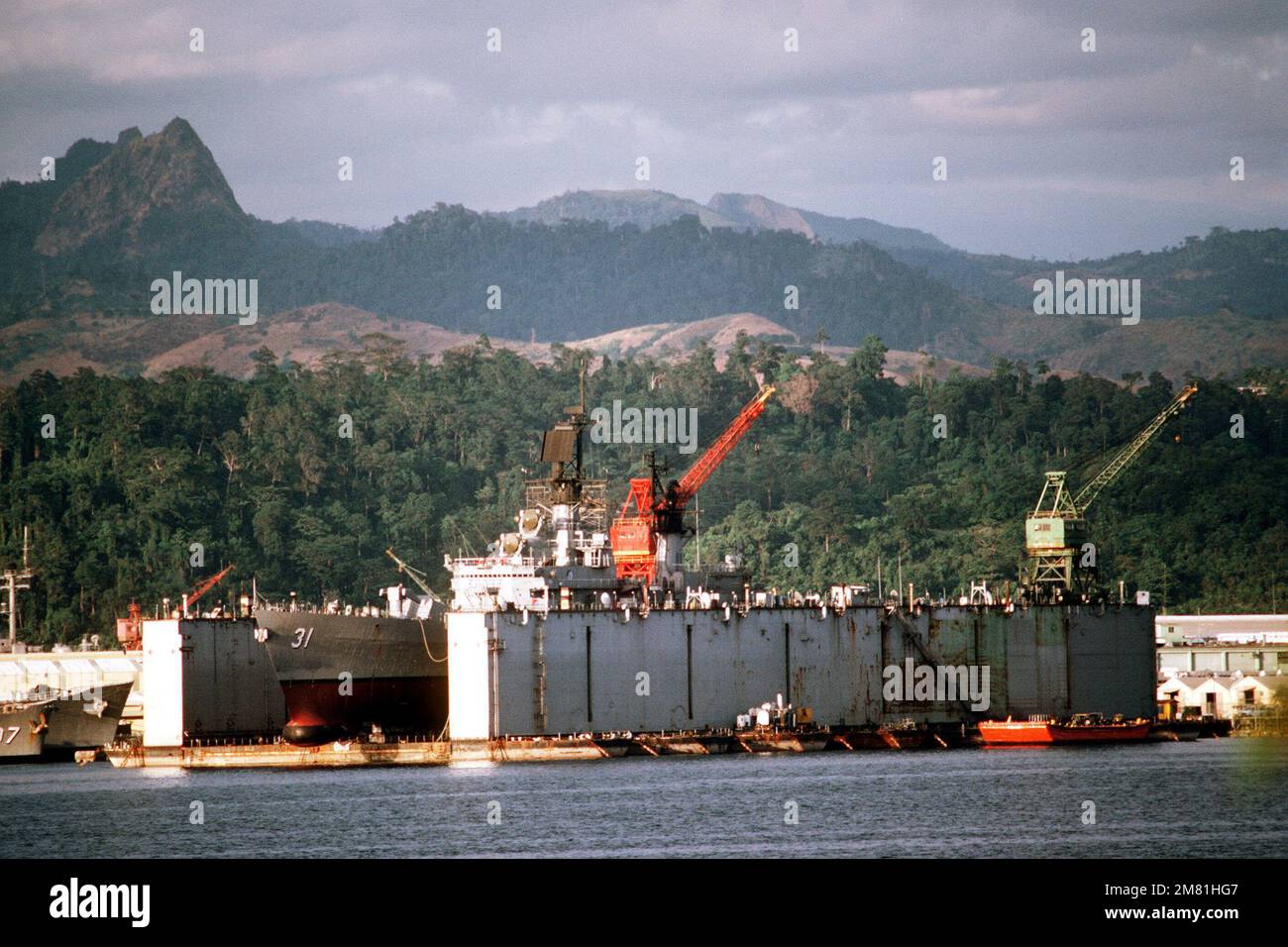 Vue en arc de port du croiseur à missiles guidé USS STERETT (CG 31 ...