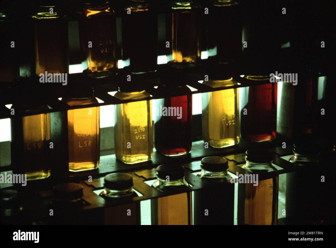 Les portoirs contiennent des échantillons d'huile qui sont testés pour ...