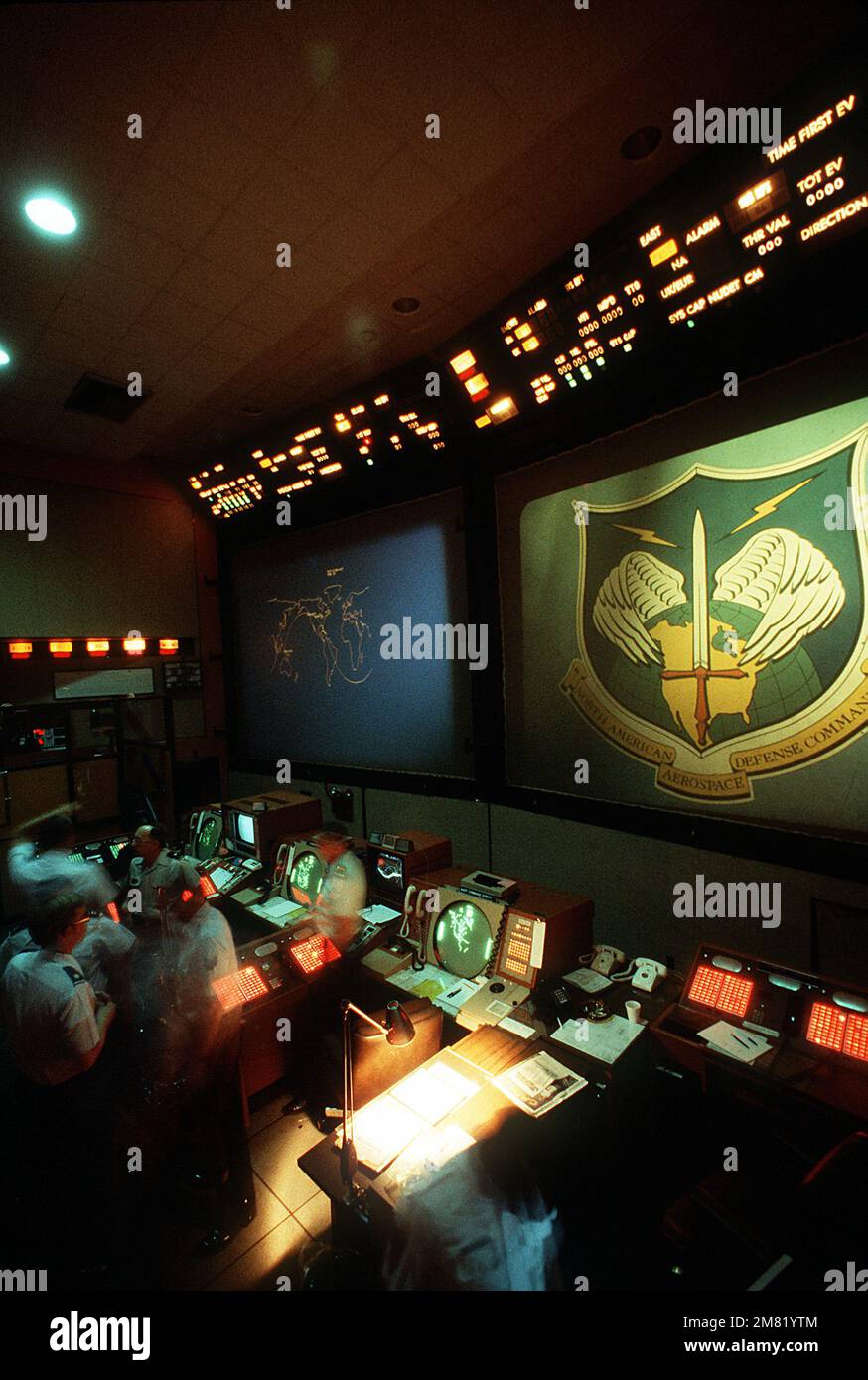 Le poste de commandement du complexe de Cheyenne Mountain du ...