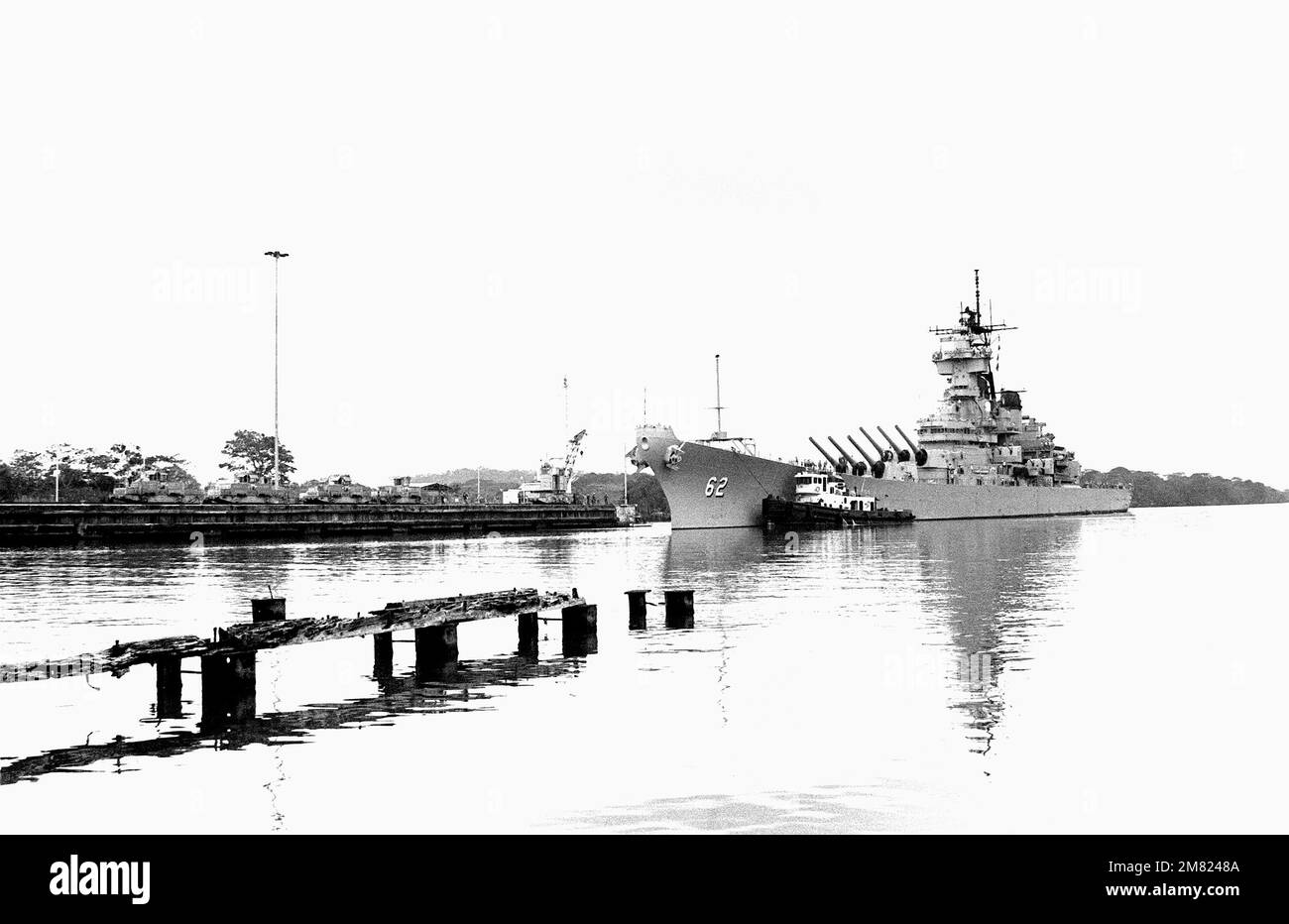Vue de l'arc du navire de guerre USS NEW JERSEY (BB 62) se préparant à entrer dans les écluses ...