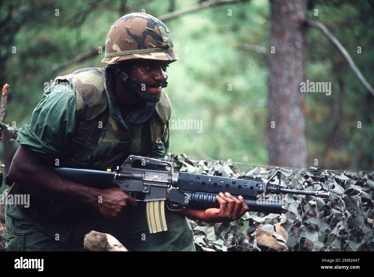 Un membre de la division DE CAVALRY DE 1st, armé d'un fusil M-203 ...