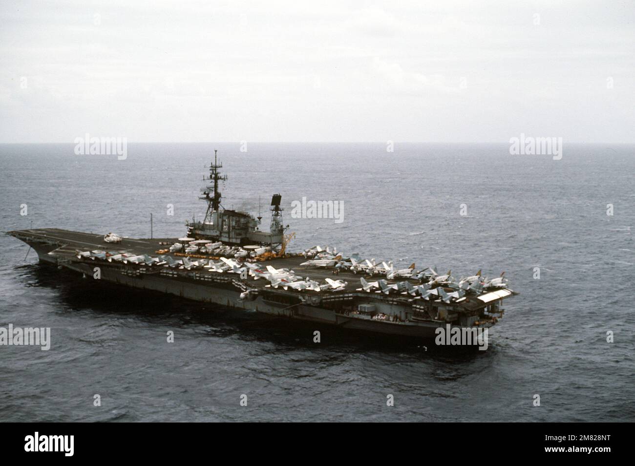 Vue de quart du port aérien du porte-avions USS MIDWAY (CV-41) ancré ...