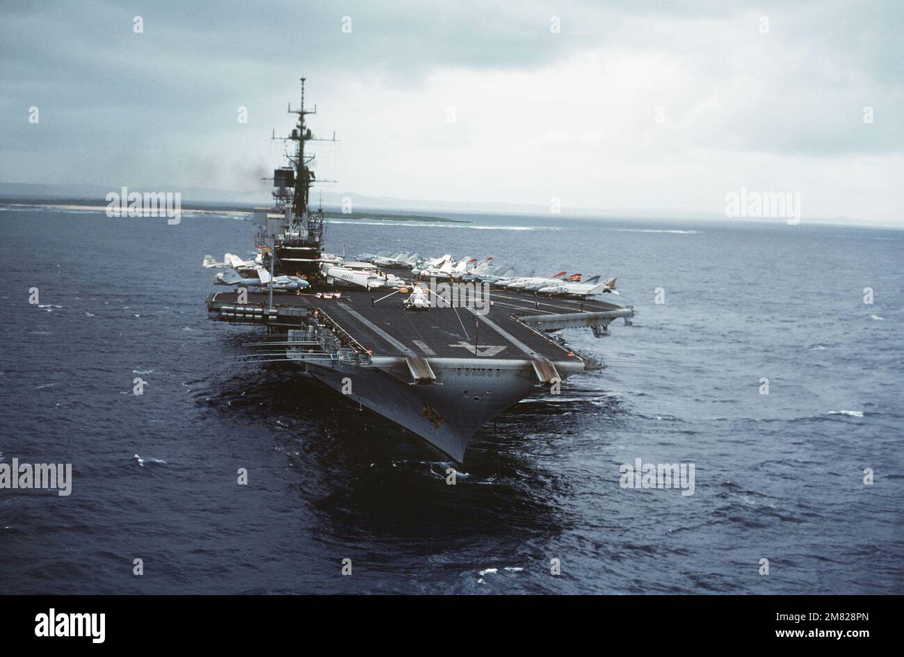 Un arc tribord vue du porte-avions USS MIDWAY (CV 41), ancré dans son ...