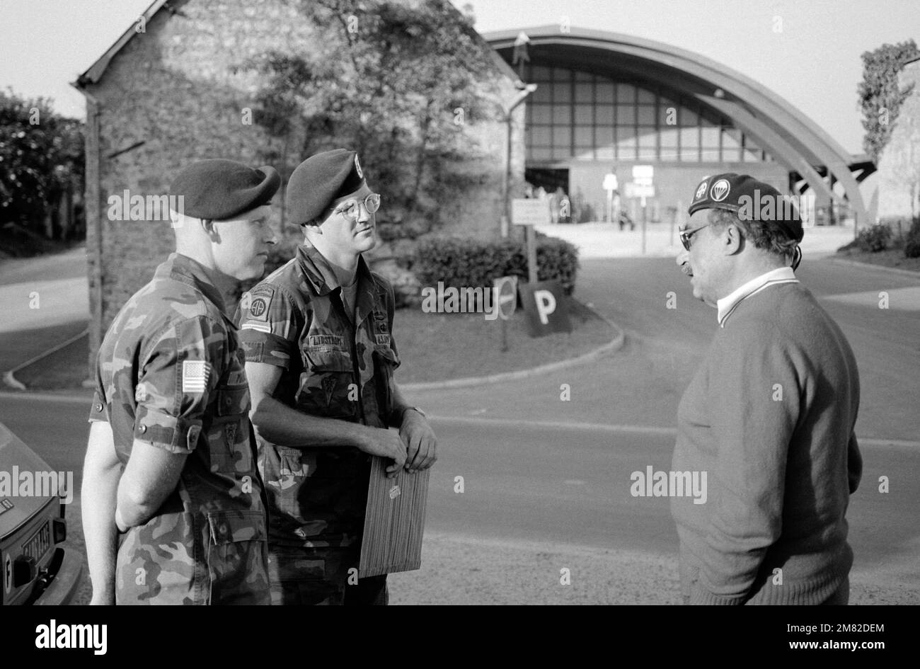 Saint mere eglise Banque d'images noir et blanc - Alamy