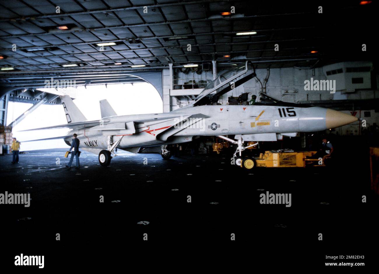 Un chariot d'observation d'avion SD-1D est utilisé pour déplacer un F ...