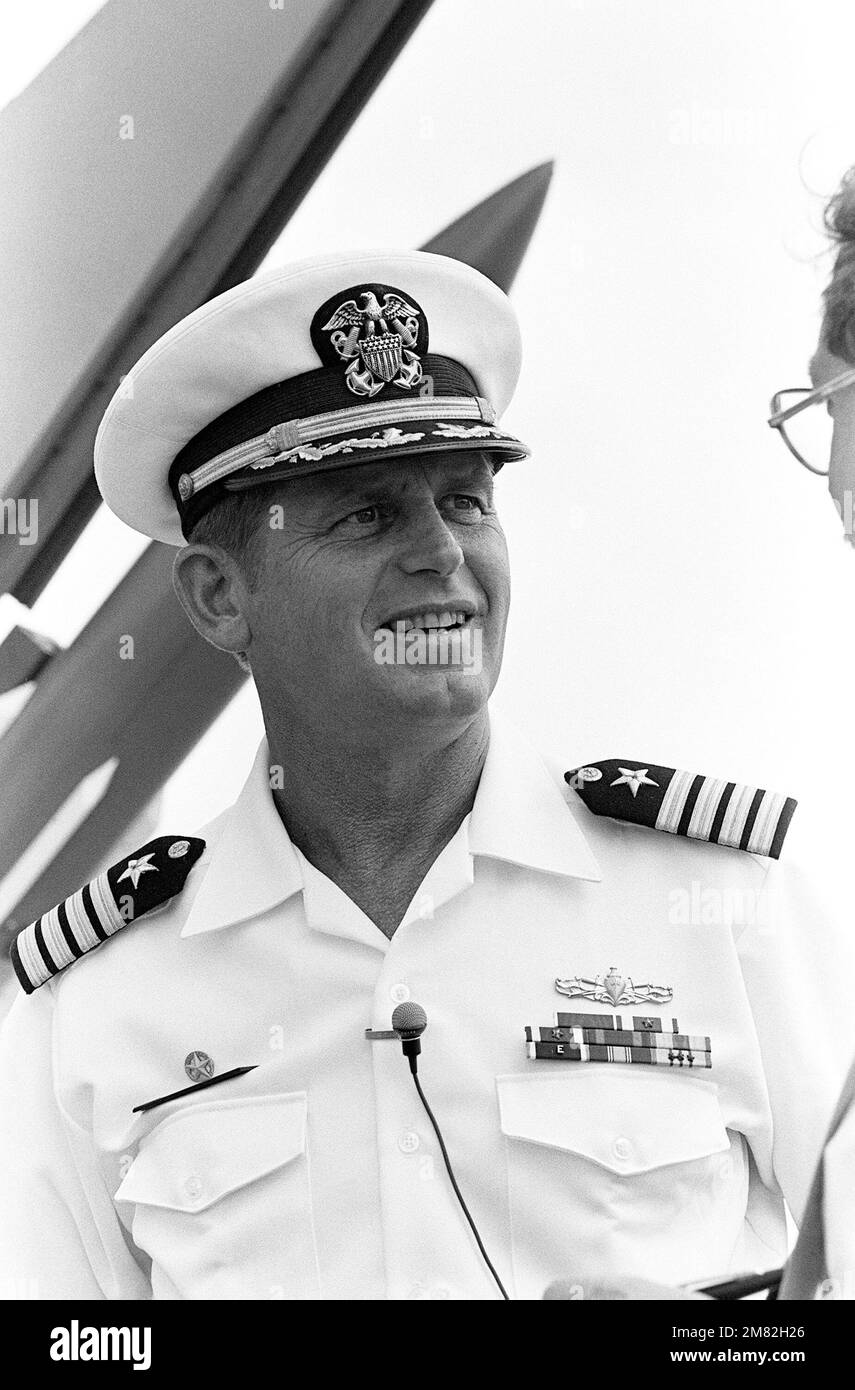 Le capitaine Carl A. Anderson, commandant du croiseur de missiles guidé ...