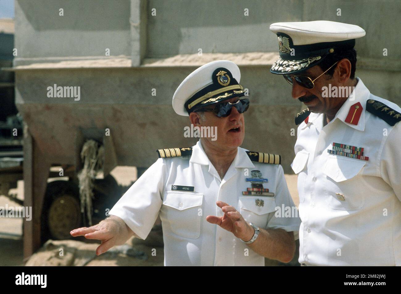 CAPT. Rens, à gauche, commandant du navire de contrôle USNS HARKNESS (T-AGS-32), présente un ...