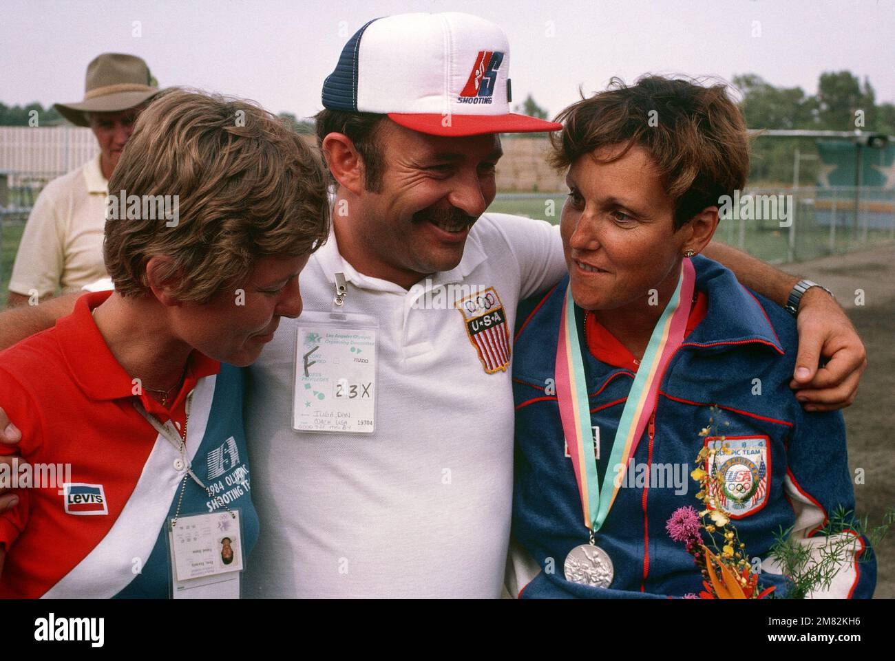 LE SPÉCIALISTE de l'armée 5 Ruby E. Fox, à droite, est félicité par son ...