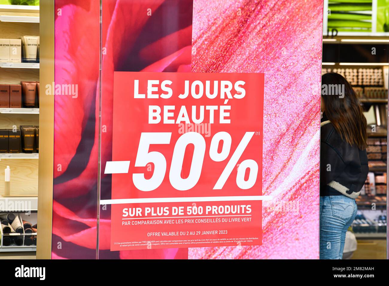 Affiches dans divers magasins français, début de la saison de ...