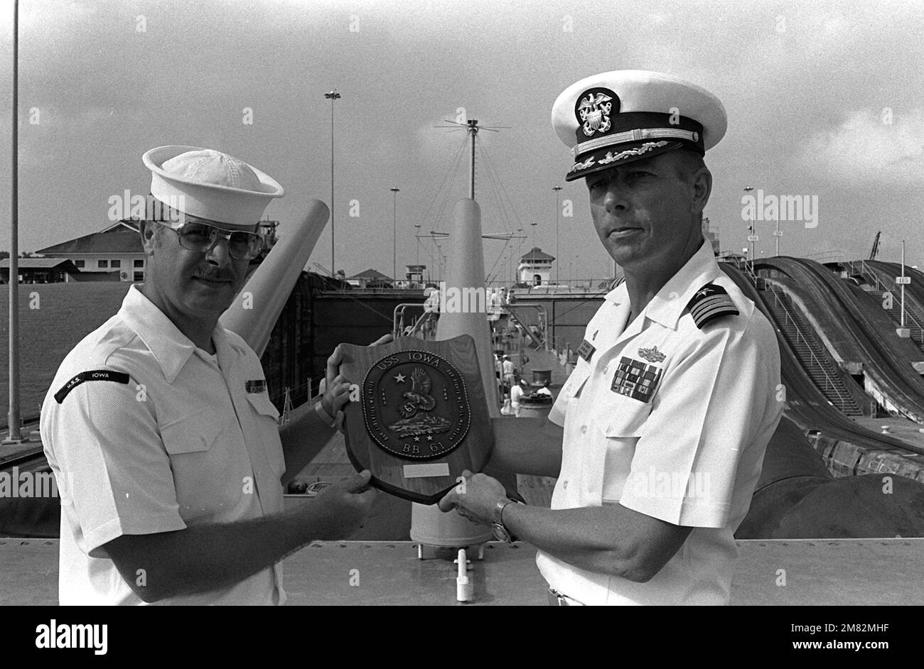 Le capitaine Gerald E. Gnelow, commandant du cuirassé USS IOWA (BB-61 ...