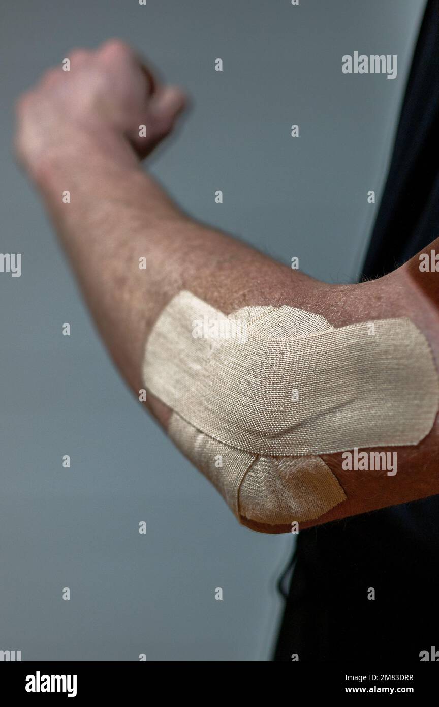 « Coude de tennis » recouvert d'un élastique thérapeutique à l'image ...