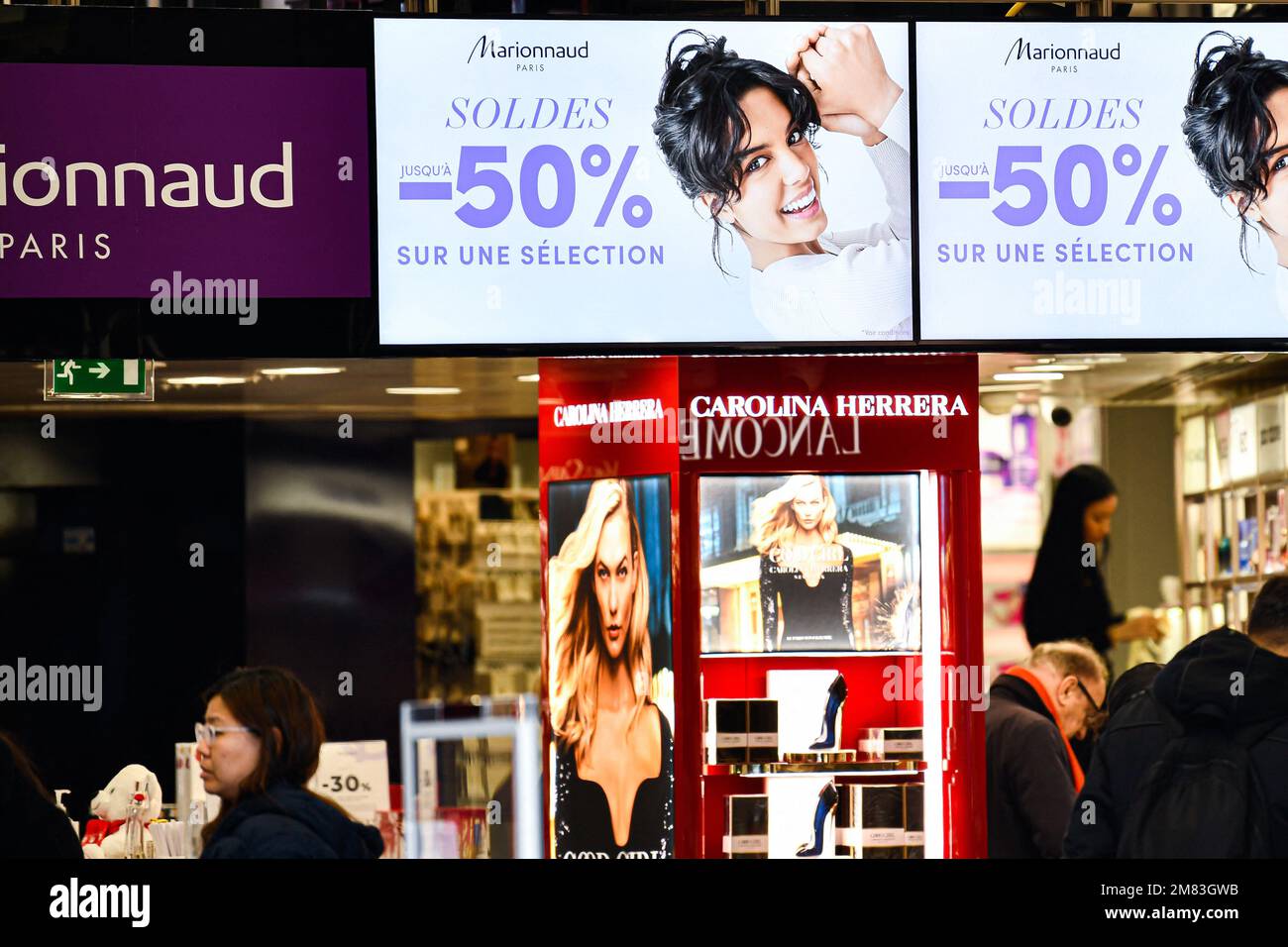 Affiches dans divers magasins français, début de la saison de ...