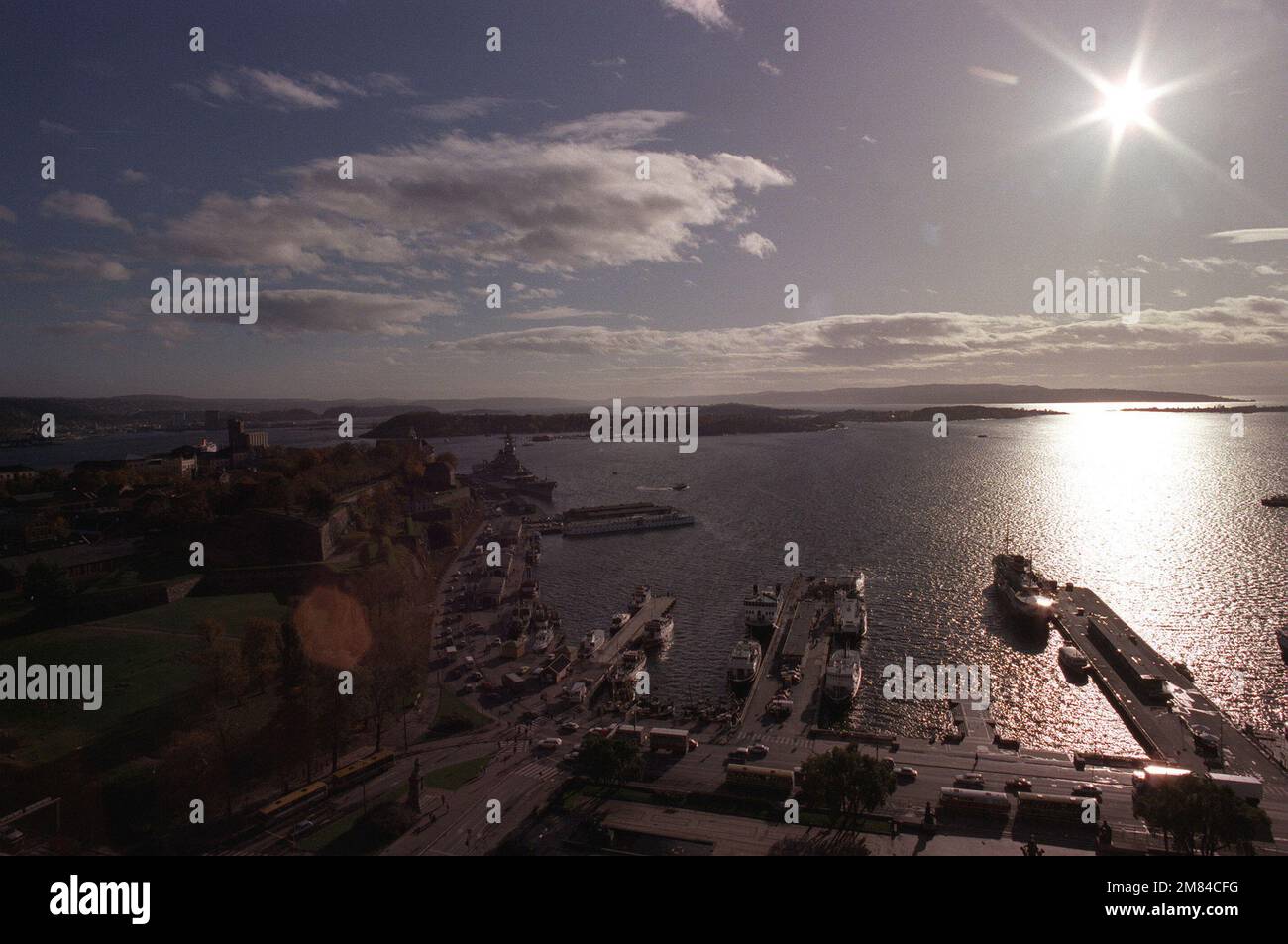 Une vue globale sur le port et le cuirassé USS IOWA (BB-61) amarré à un ... Une vue globale sur le port et le cuirassé USS IOWA (BB-61) amarré à un ...