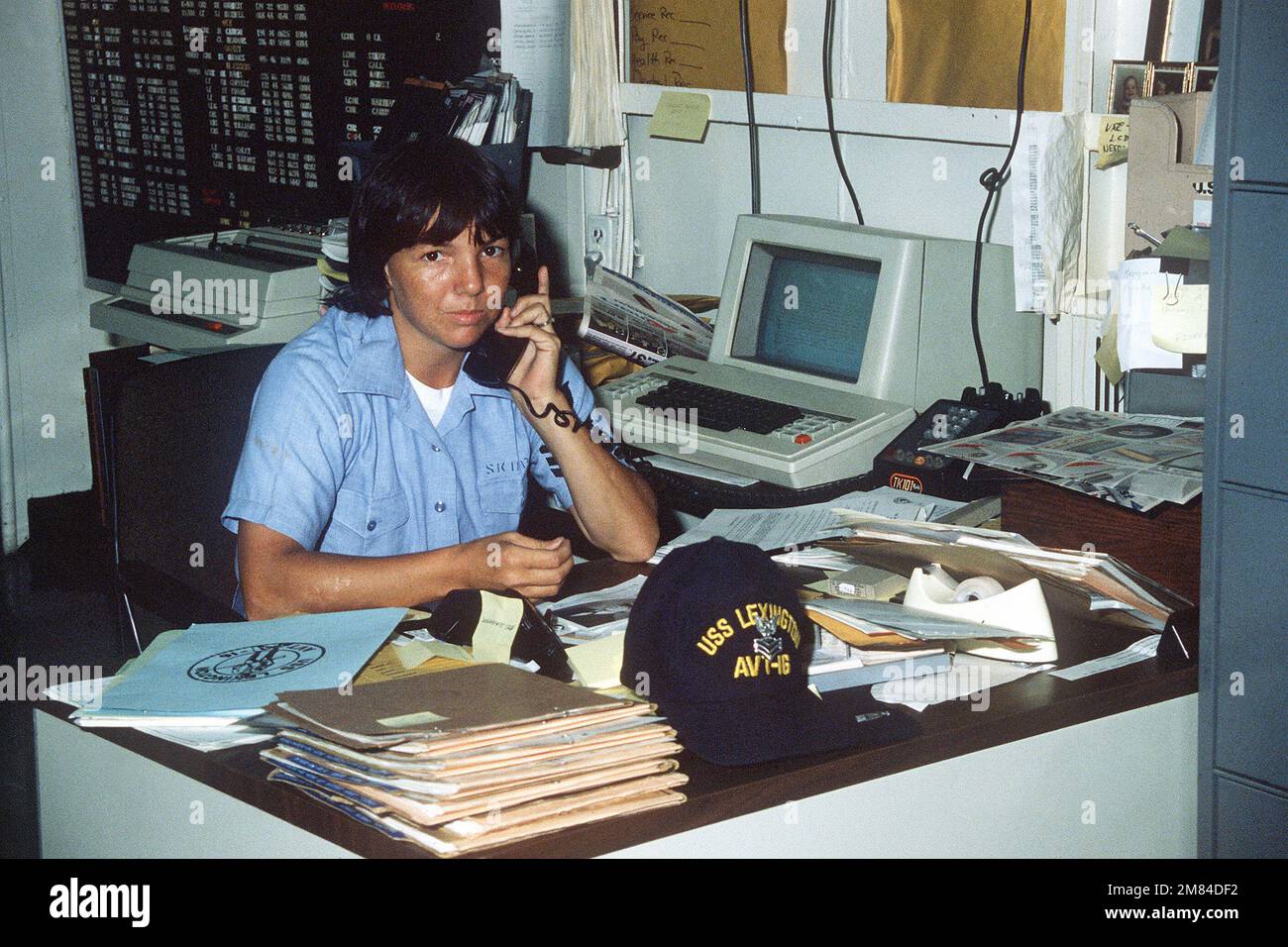 Yeoman 1st classe Tonya Skipper effectue des tâches de bureau dans le ...