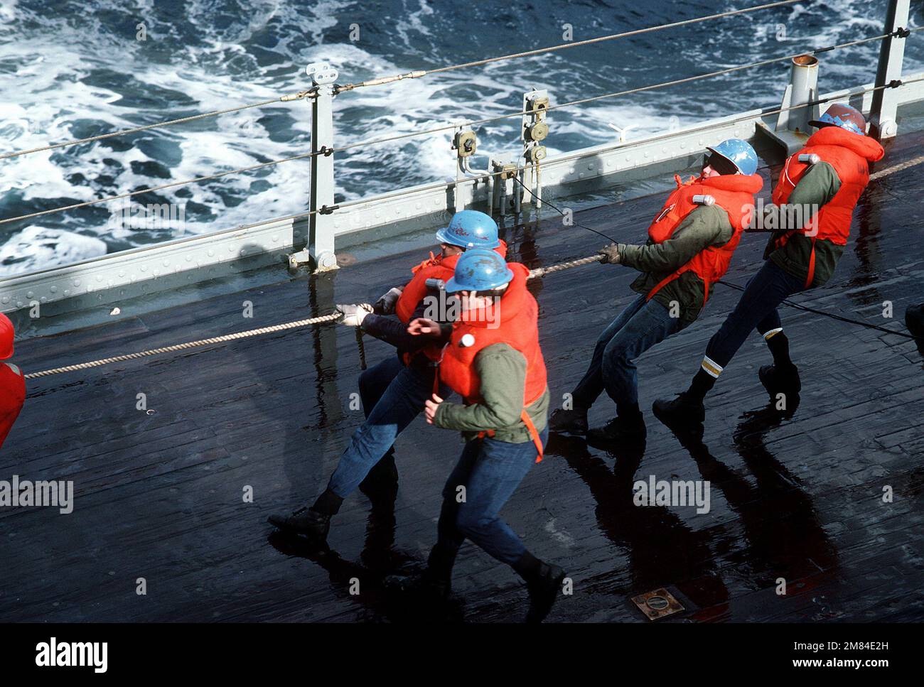 Des membres de équipage à bord du cuirassé USS IOWA (BB-61 ...