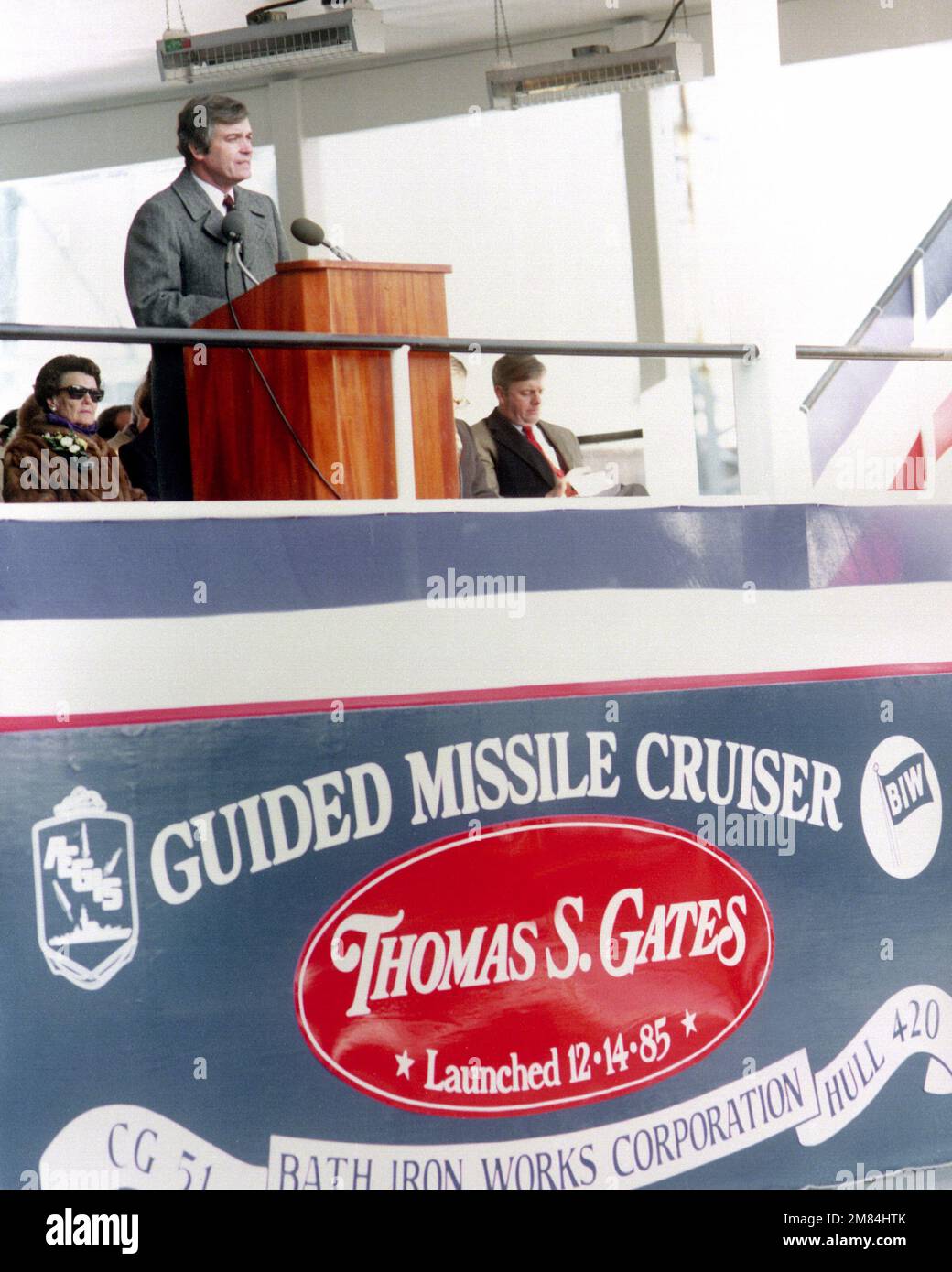 William E. Haggett, président de Bath Iron Works Corp., parle lors du ...