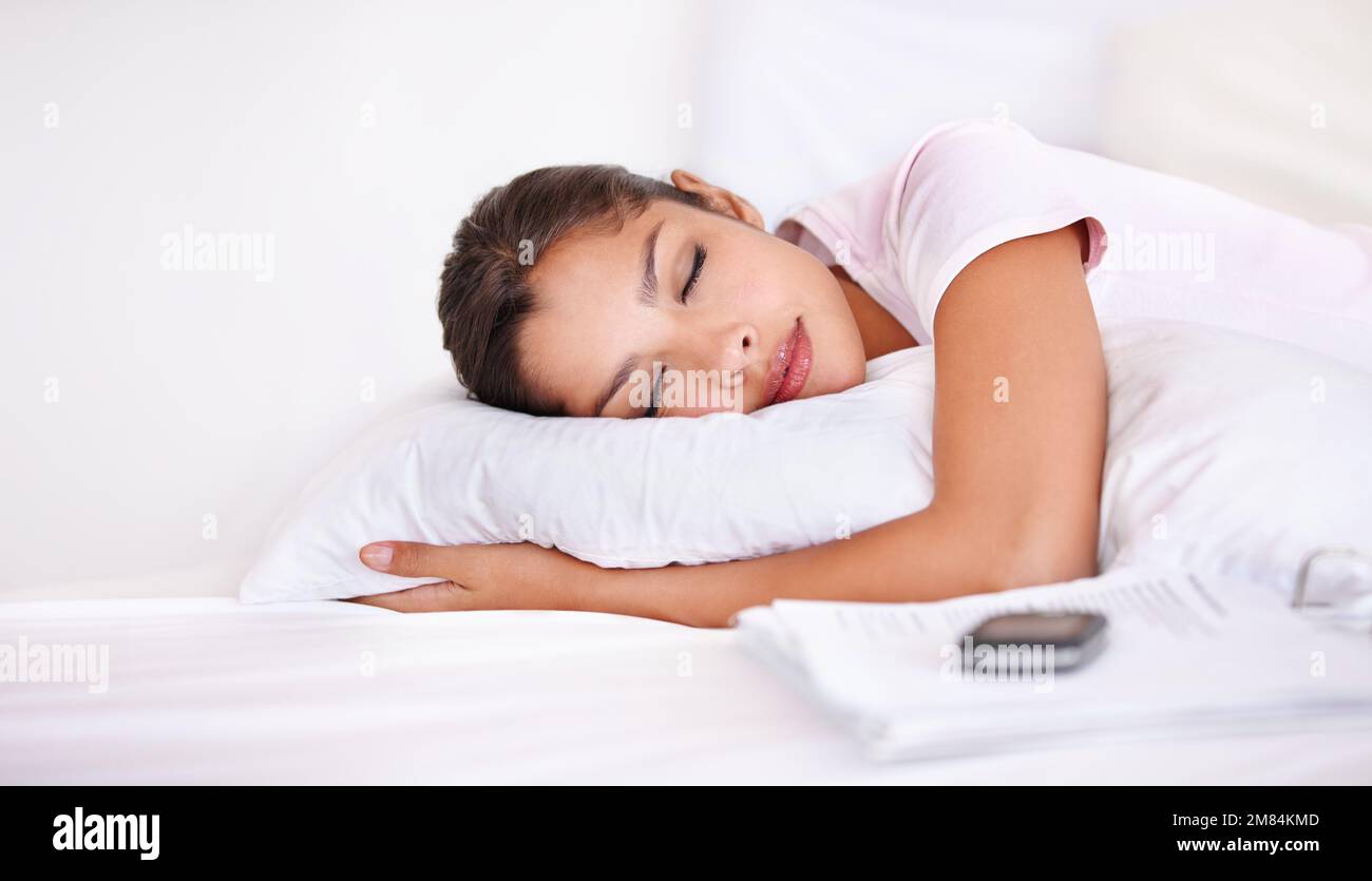Prendre du temps. Une jeune femme dormant sur son lit avec son ...