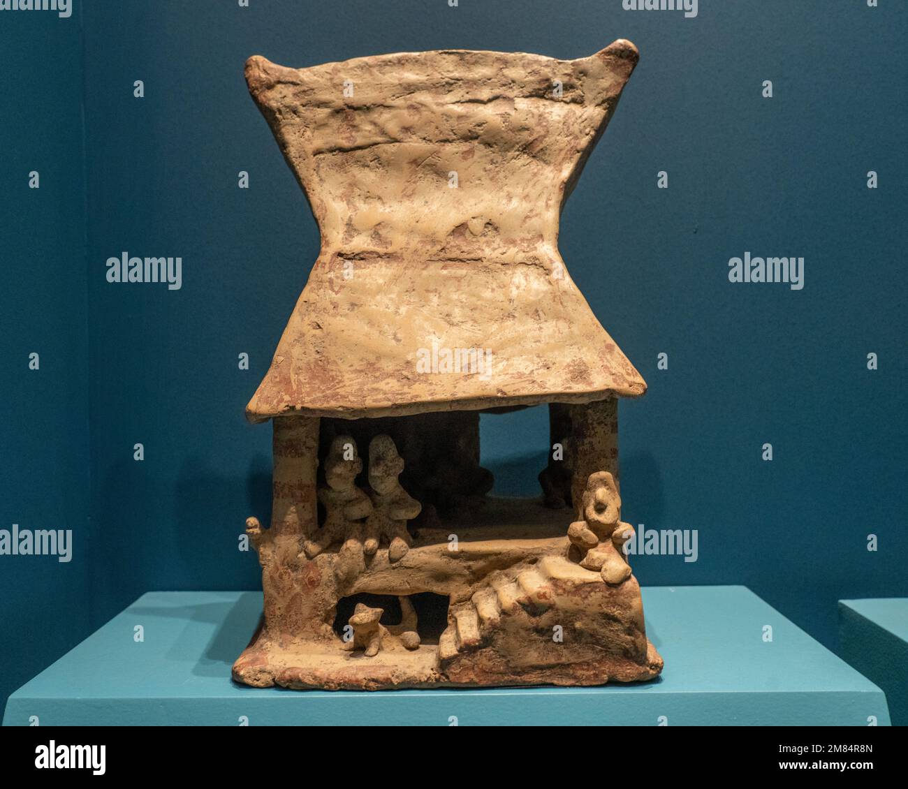 Figurine en céramique préhispanique en forme de cabane avec des gens et ...