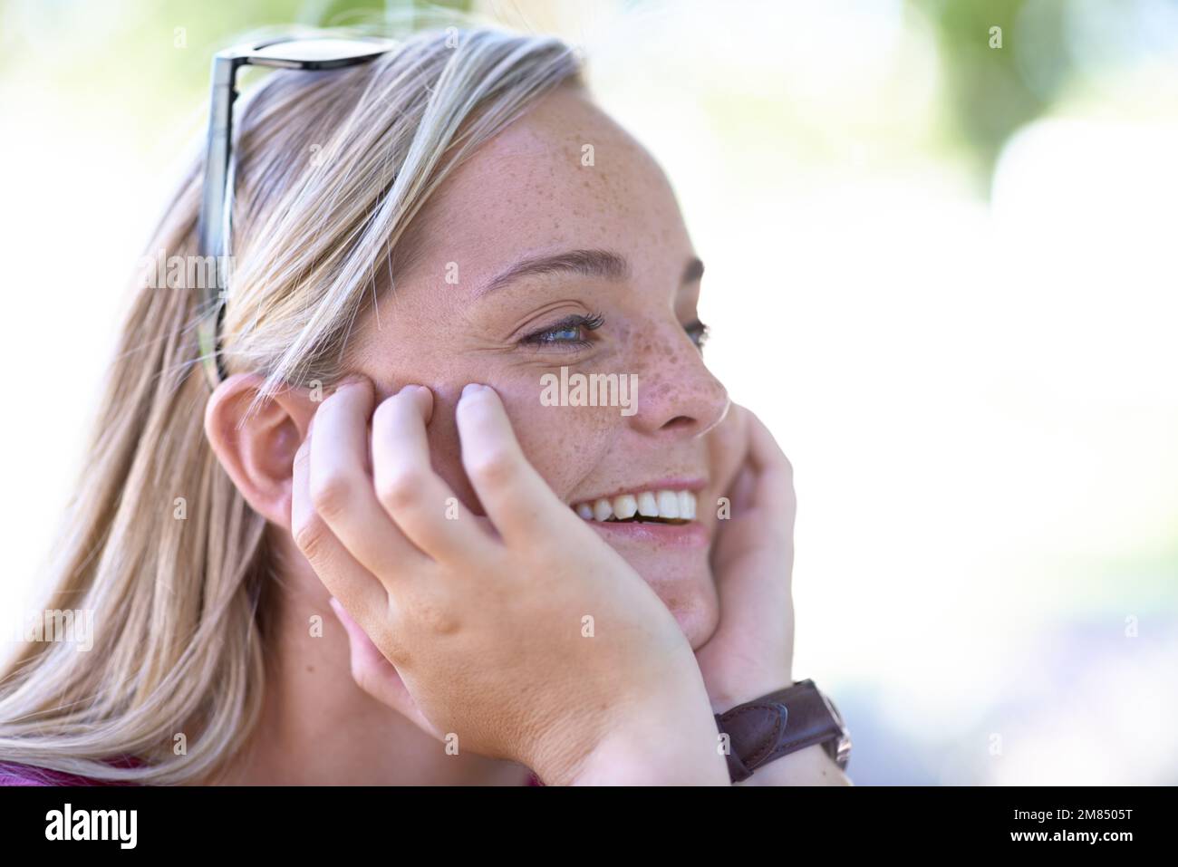 Elle a une disposition ensoleillée. Une belle jeune femme qui regarde ...