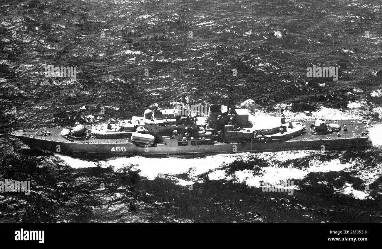 Une vue en hauteur du faisceau de port d'un destroyer de missile guidé ...